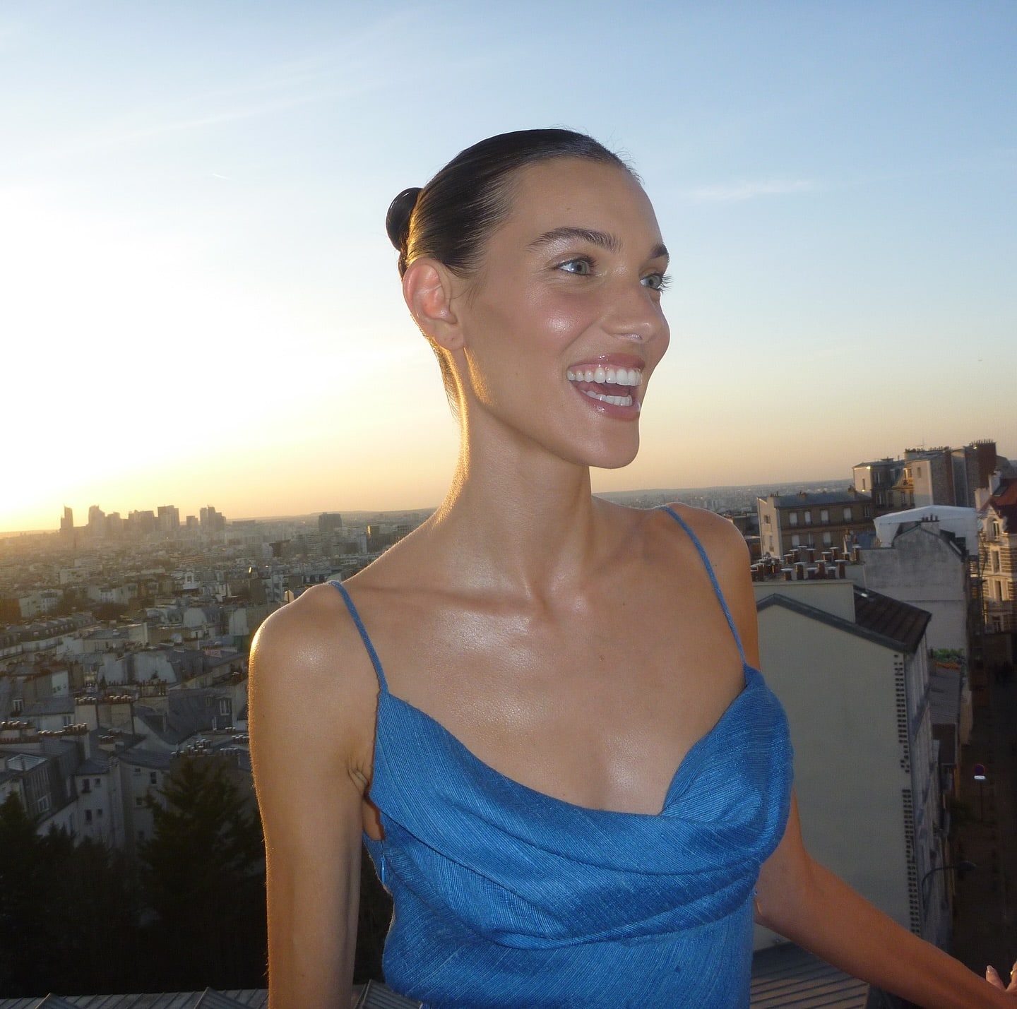 Charlotte Cardin allie swag, élégance et «six pack» au défilé Chanel ...