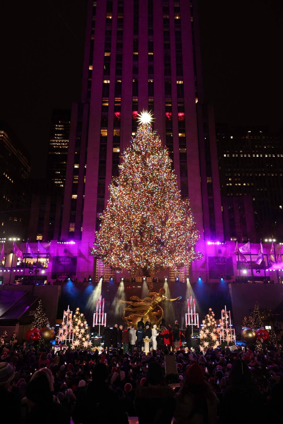 EN IMAGES | Rockefeller Center: le mythique sapin de Noël de New York s’illumine pour lancer les ...