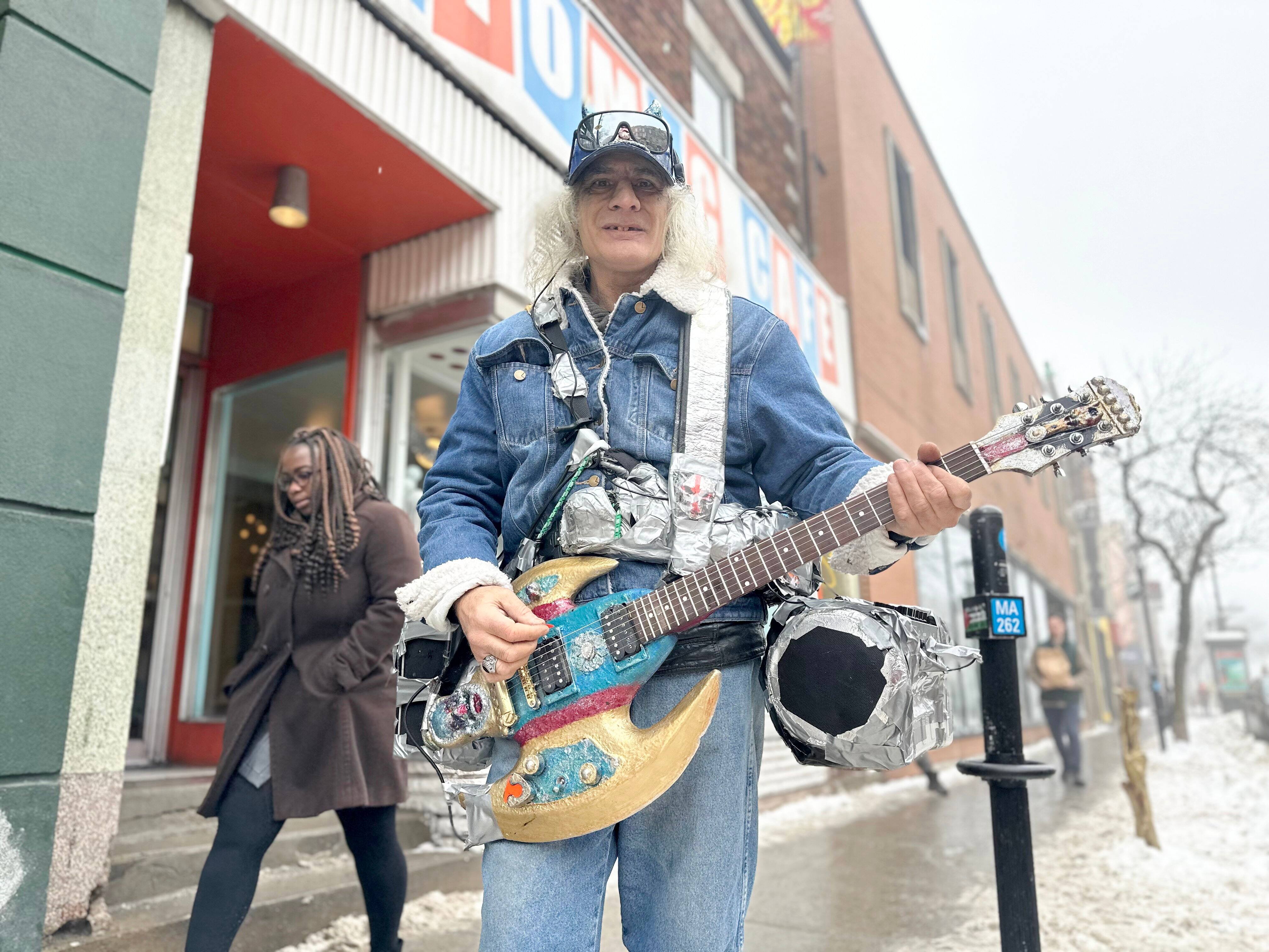 Le Jimi Hendrix ambulant de Montréal espère tromper la mort avec sa ...
