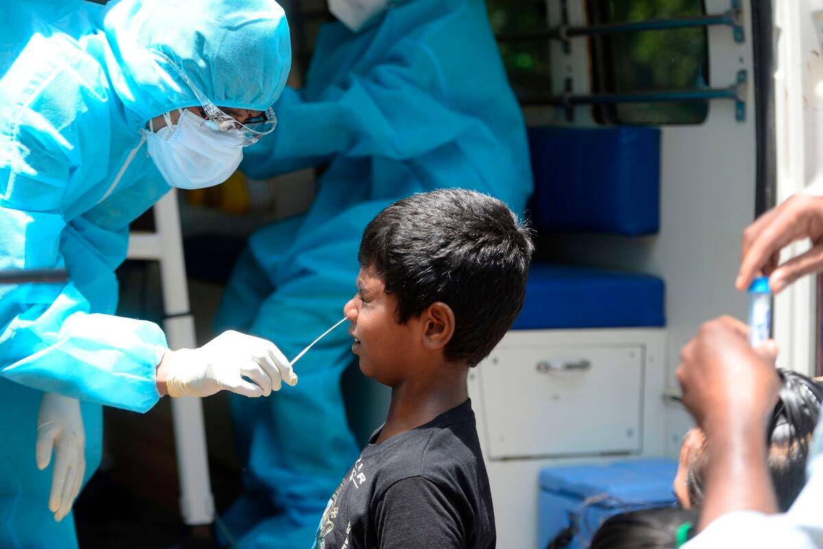 Les moins de 20 ans ont deux fois moins de risques d'être infectés ...
