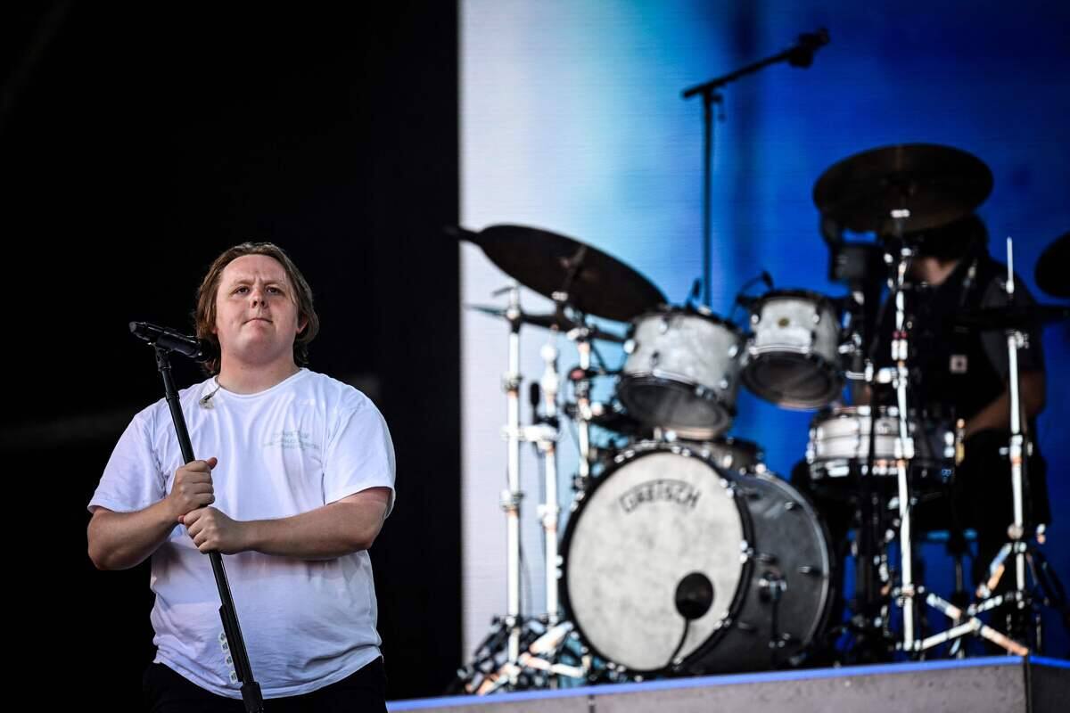 Le public «sauve» Lewis Capaldi en pleine crise de Tourette | JDM