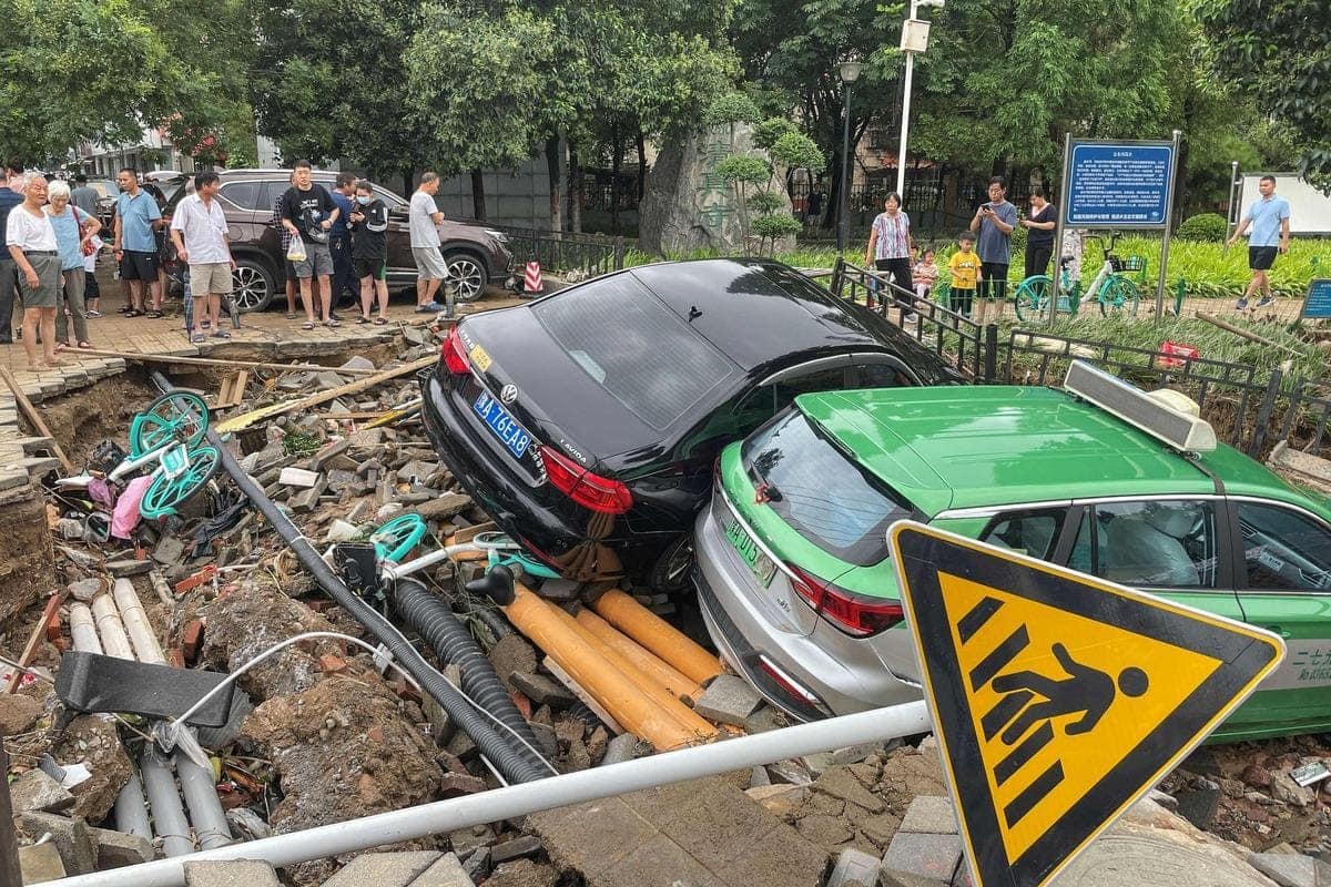 Chine: des intempéries records font 25 morts et engloutissent un métro ...