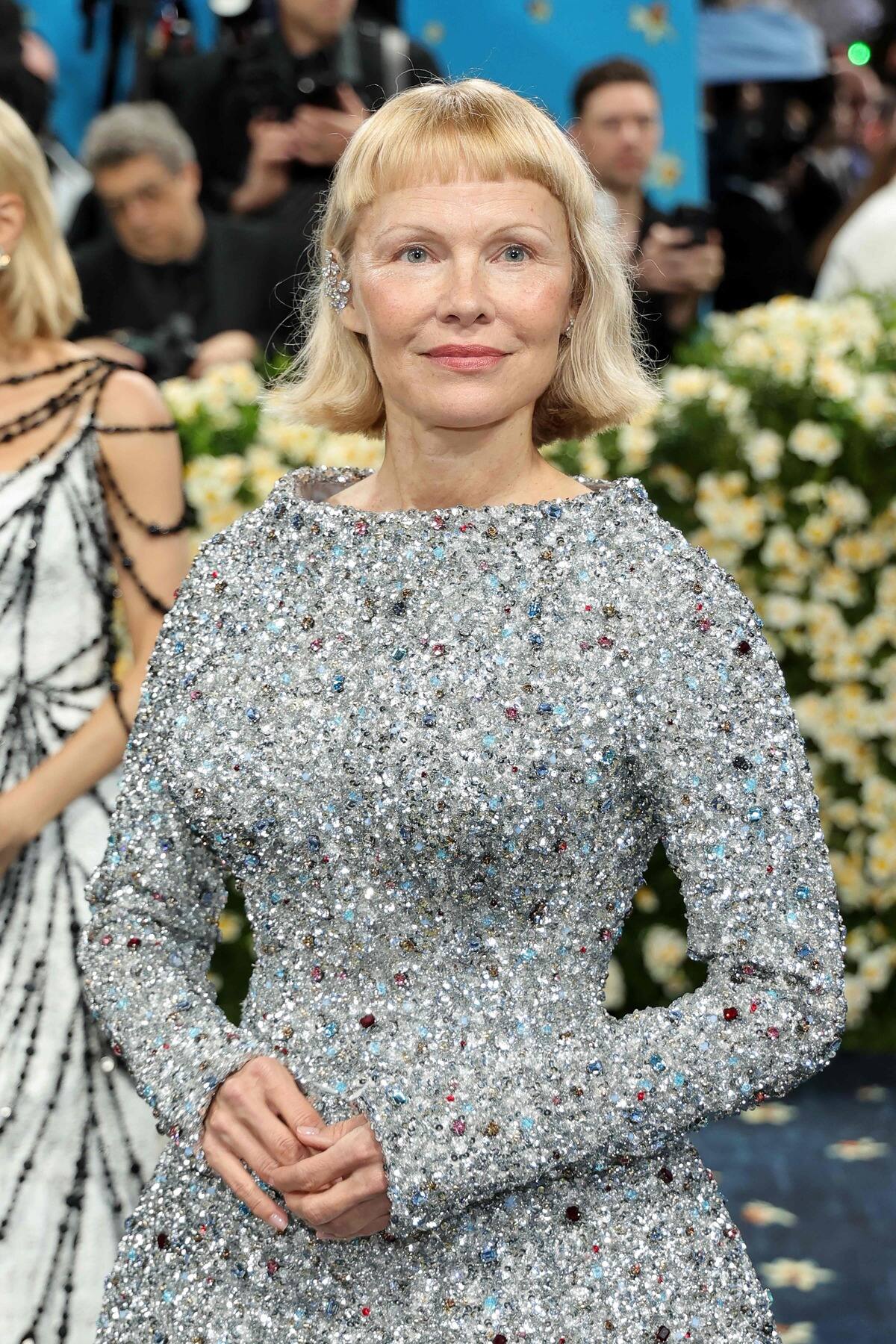 Le nouveau look de Caroline Néron lui donne des airs de Pamela Anderson ...