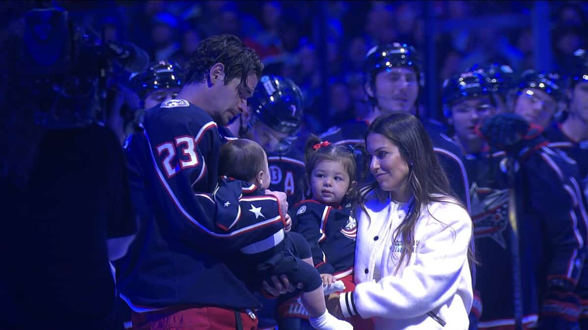 Trophée Bill-Masterton : Sean Monahan surpris par Meredith Gaudreau ...