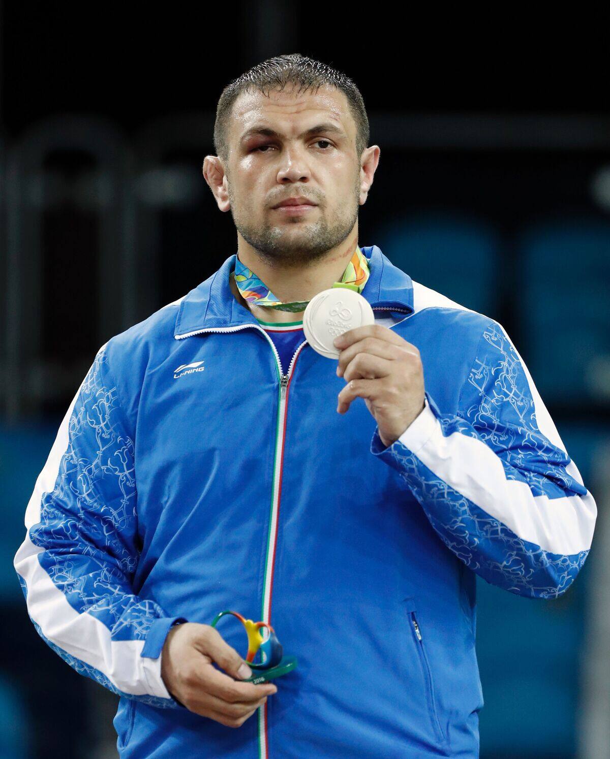 Un lutteur iranien reçoit sa médaille d'or olympique dix ans après les ...