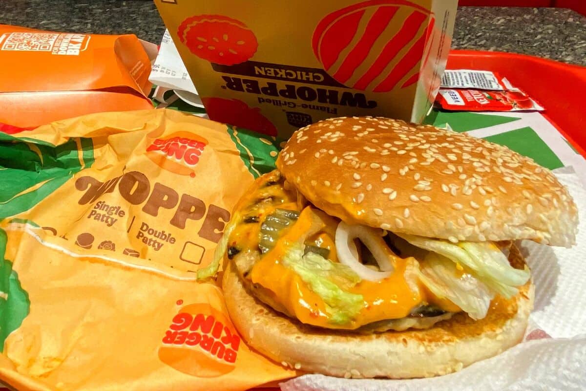 Il croque un crayon dans son cheeseburger chez Burger King | TVA Nouvelles