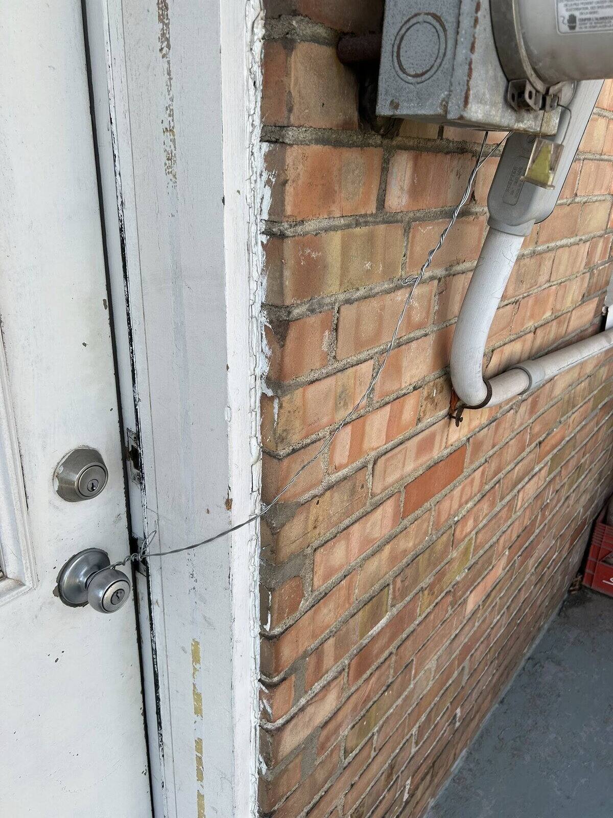 «C’était tellement inquiétant»: un voleur les enferme chez eux et part ...