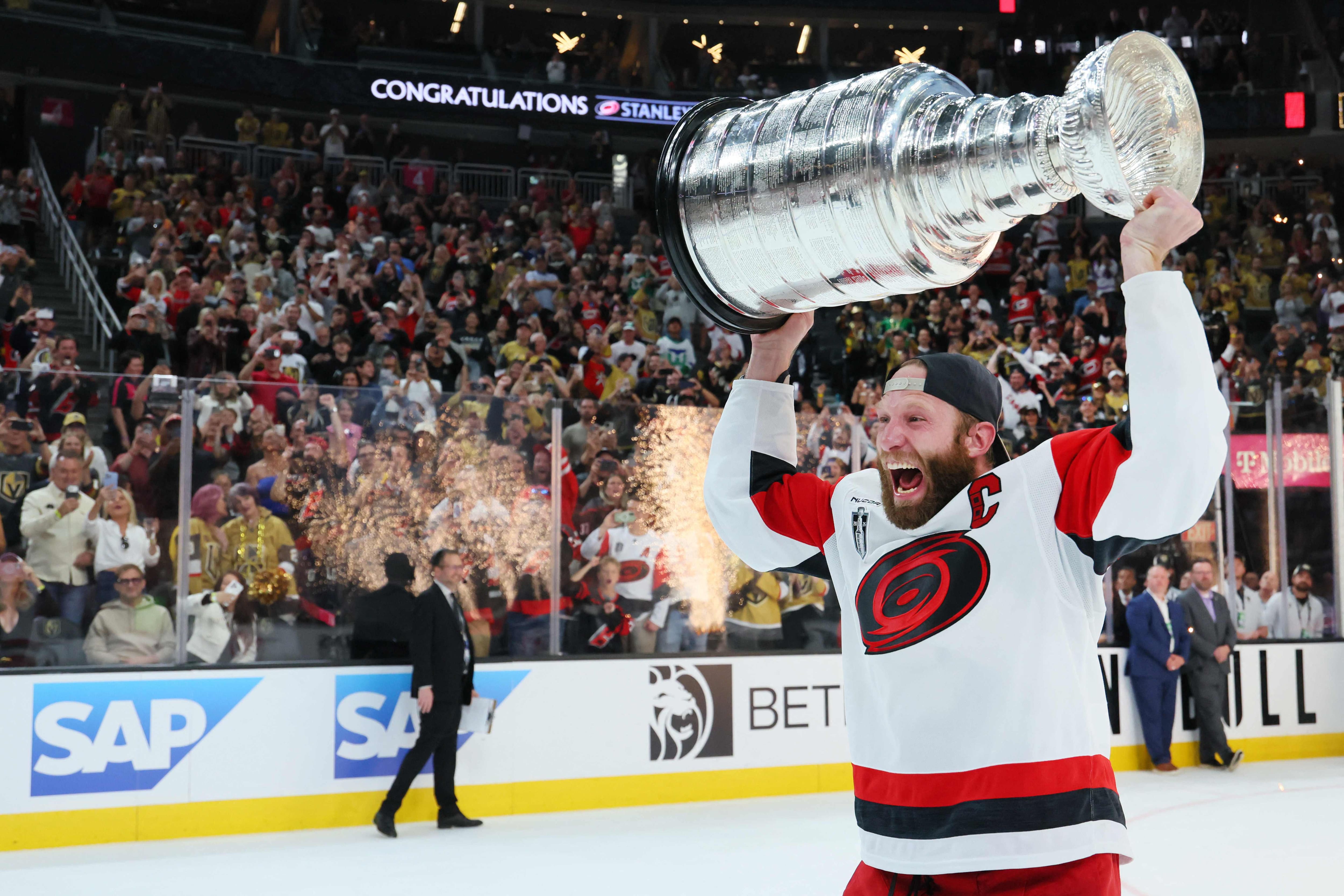 Les Hurricanes champions! | TVA Nouvelles