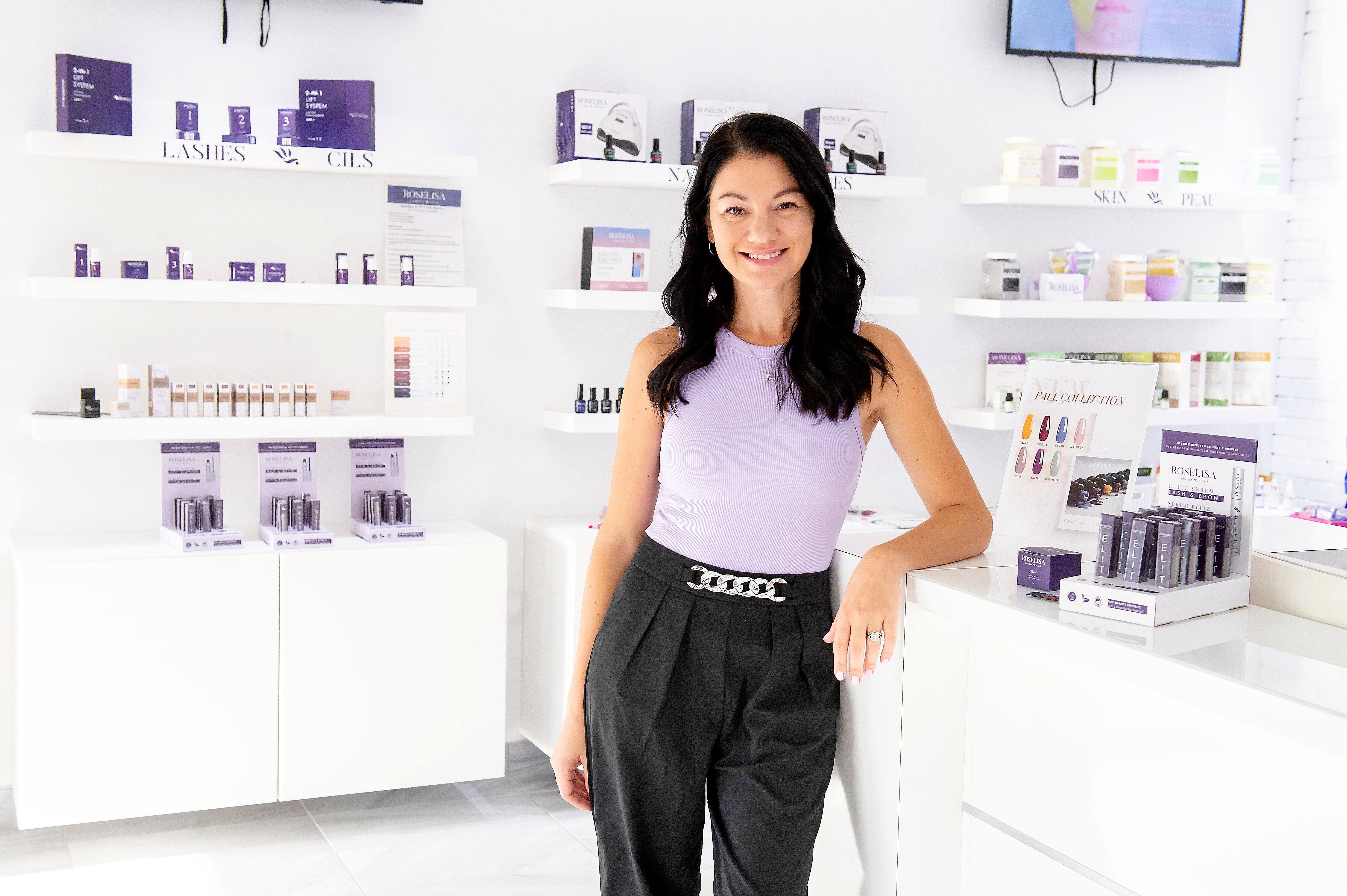 Après voir perdu son emploi, elle veut conquérir le monde un cil à la ...