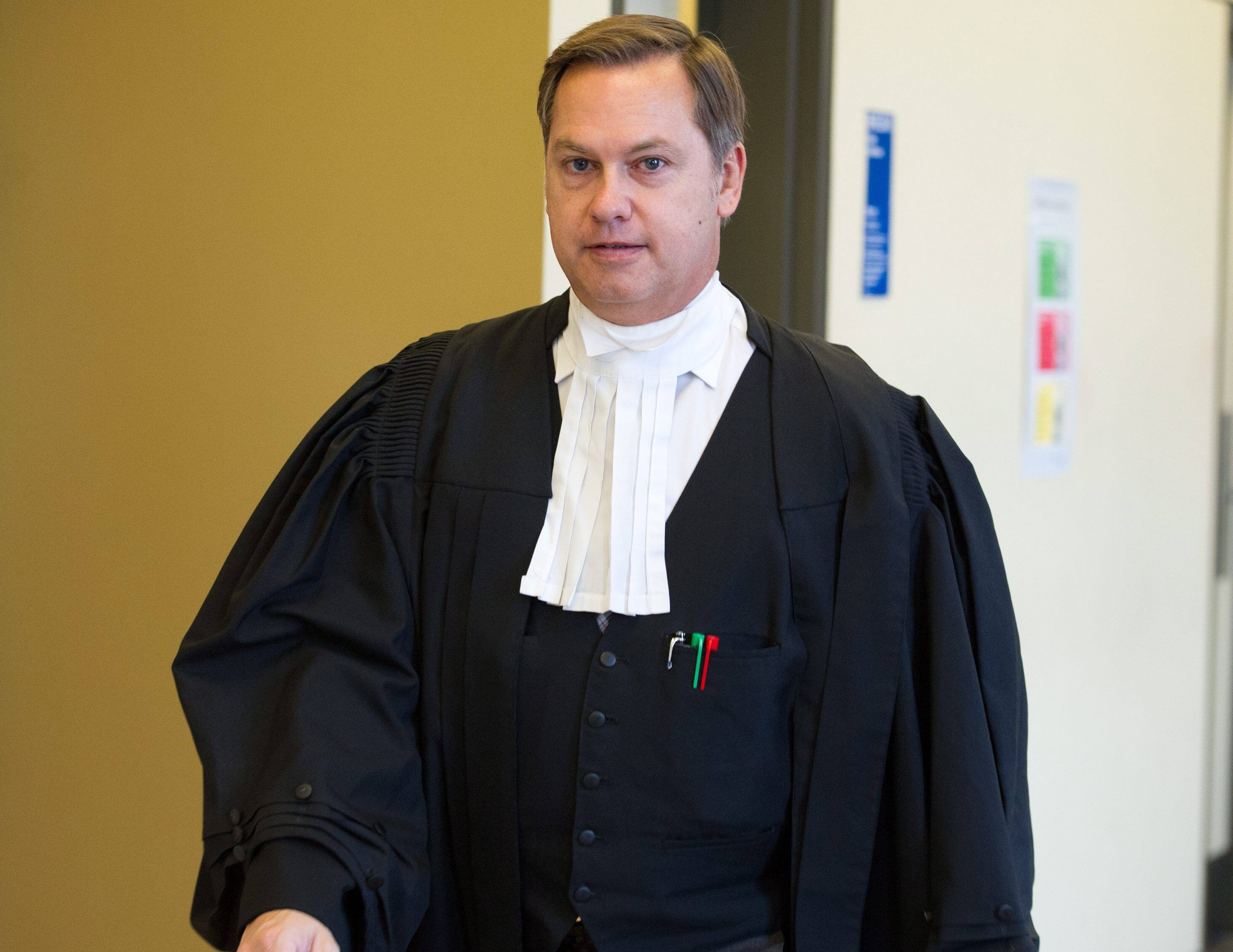 Une procureure de la Couronne suspendue touche quand même son plein ...