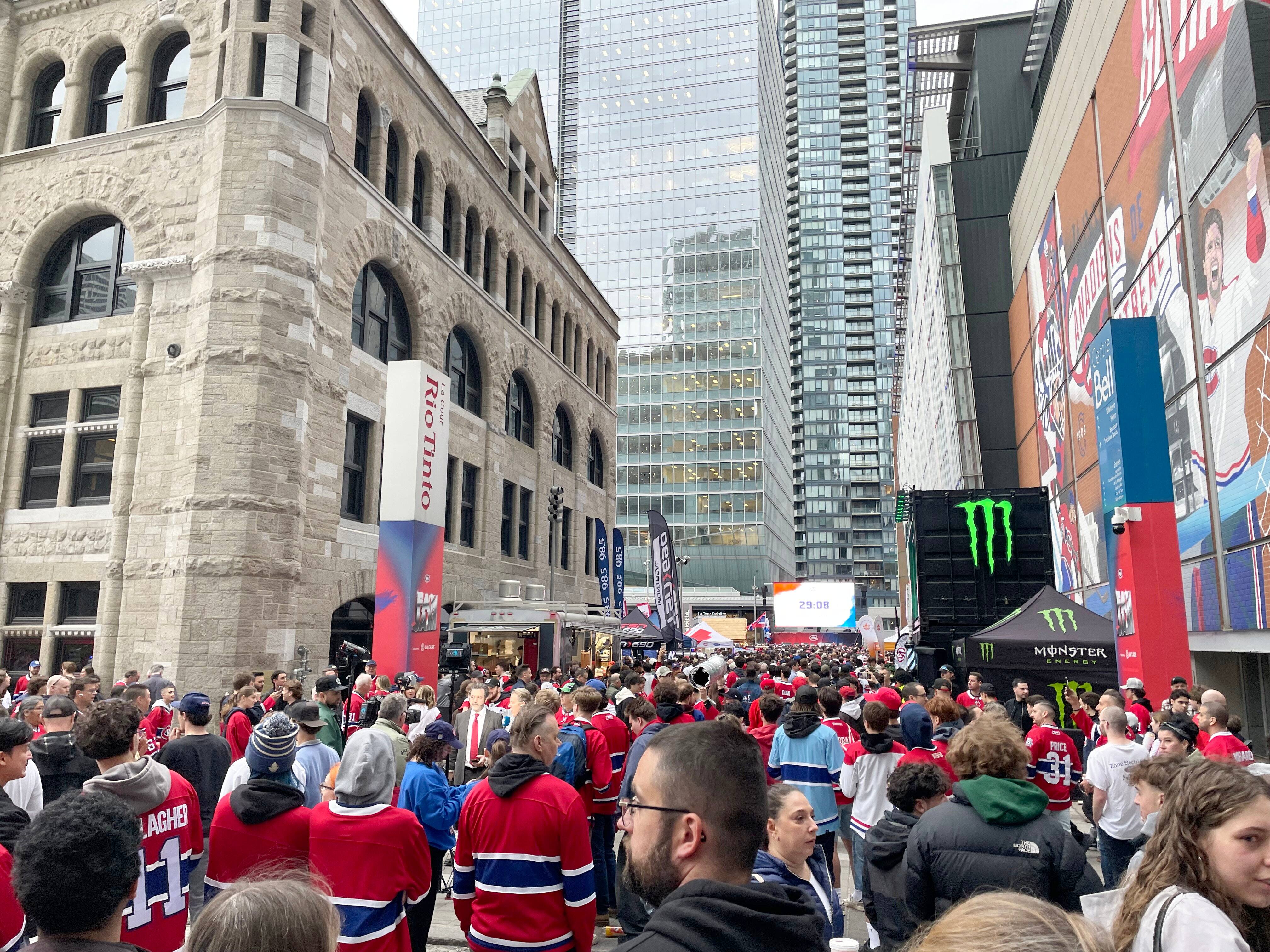[EN IMAGES] Les partisans en délire devant le Centre Bell après la ...