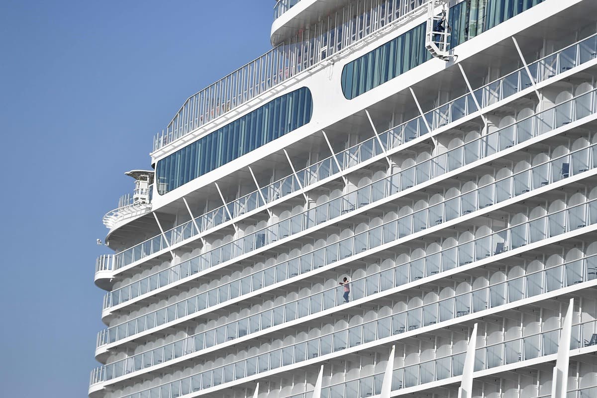 Un passager tombe en bas du plus gros bateau de croisière au monde | JDM