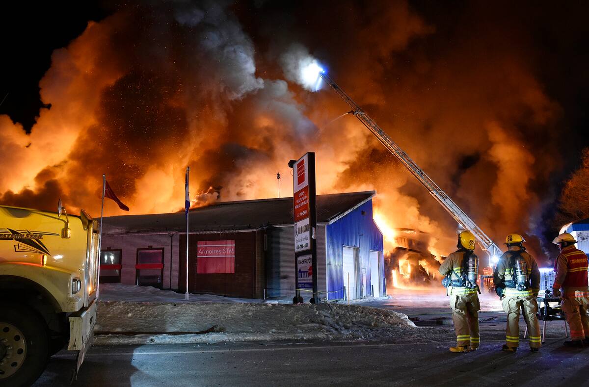 Un incendie majeur ravage un bâtiment industriel et commercial à Saint-Hyacinthe | JDM