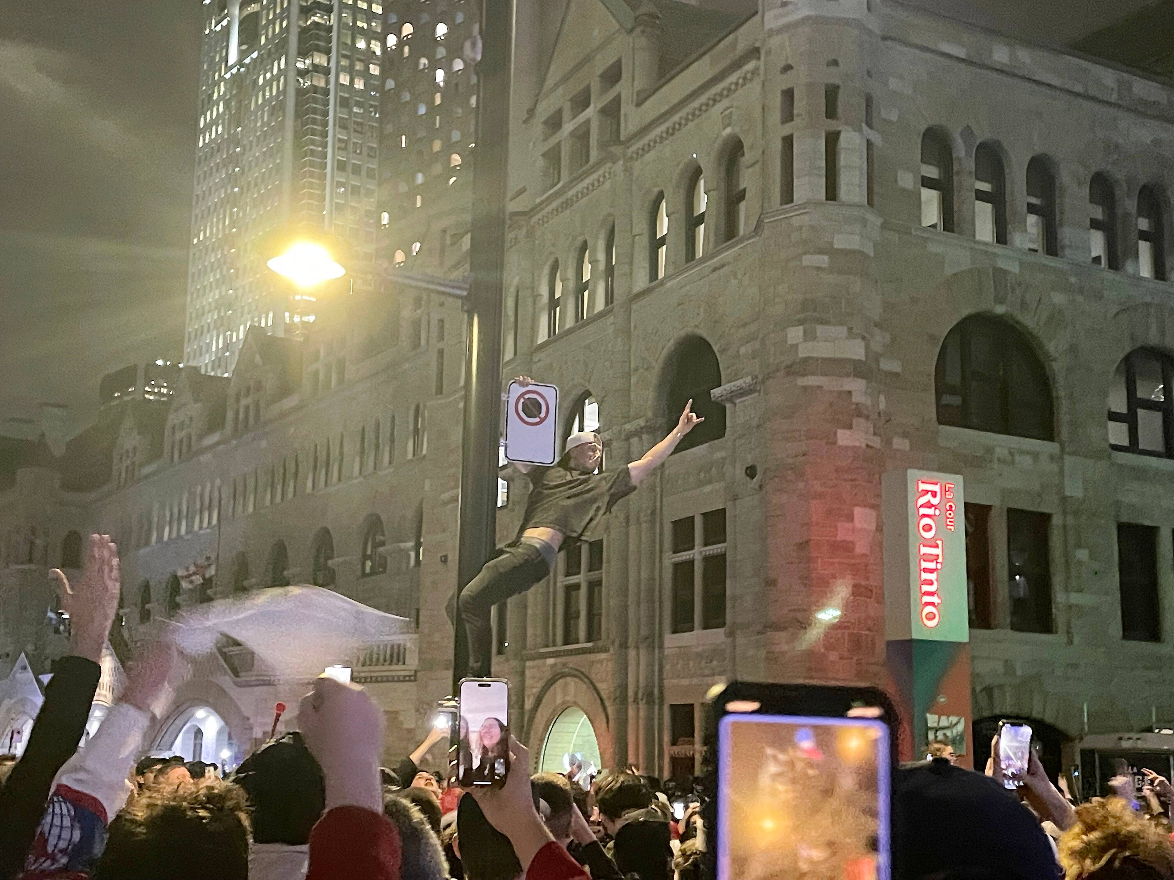 [EN IMAGES] Les partisans en délire devant le Centre Bell après la ...