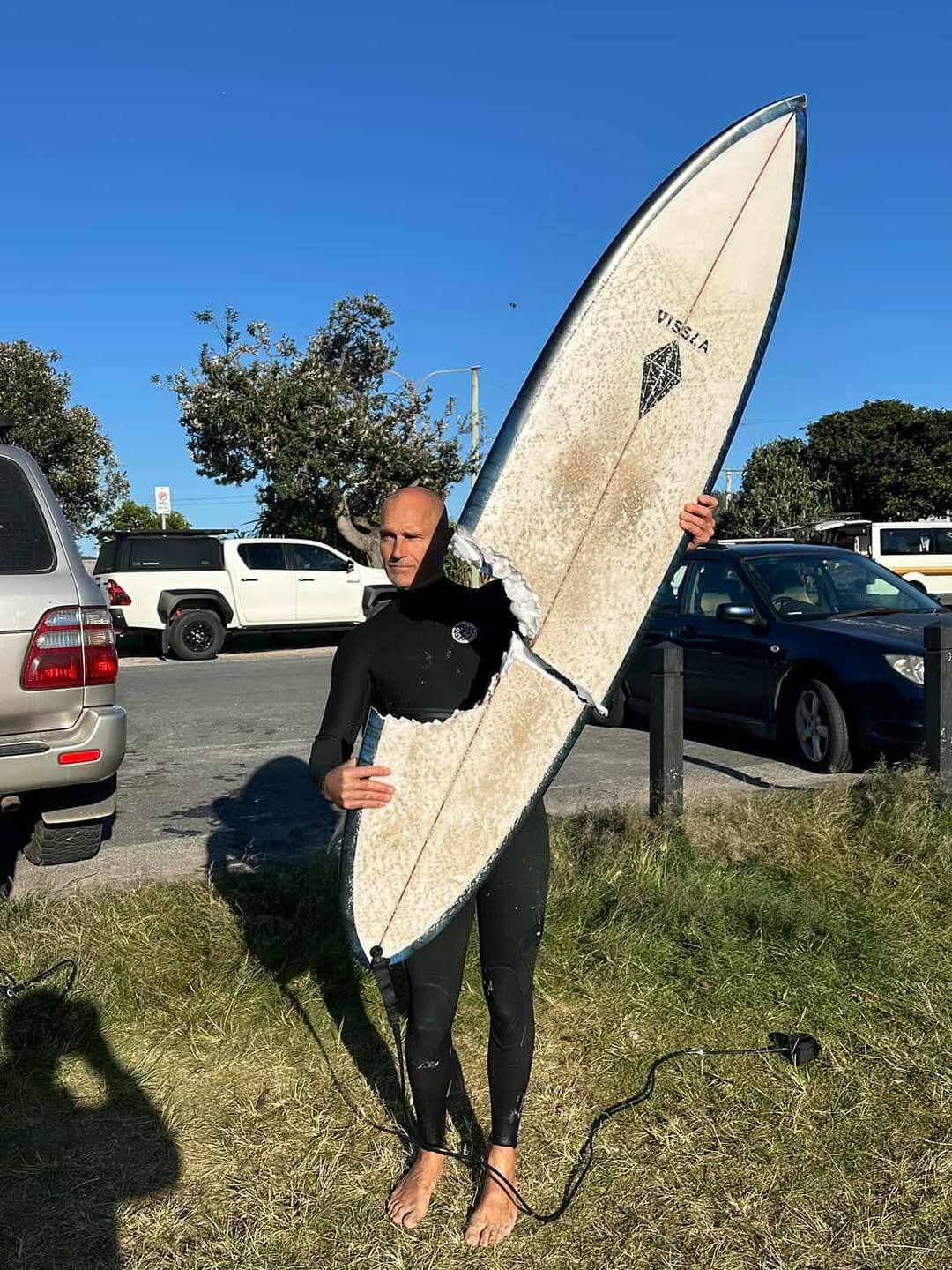 Dents de la mer: un surfeur attaqué par un requin s’en tire in extremis ...