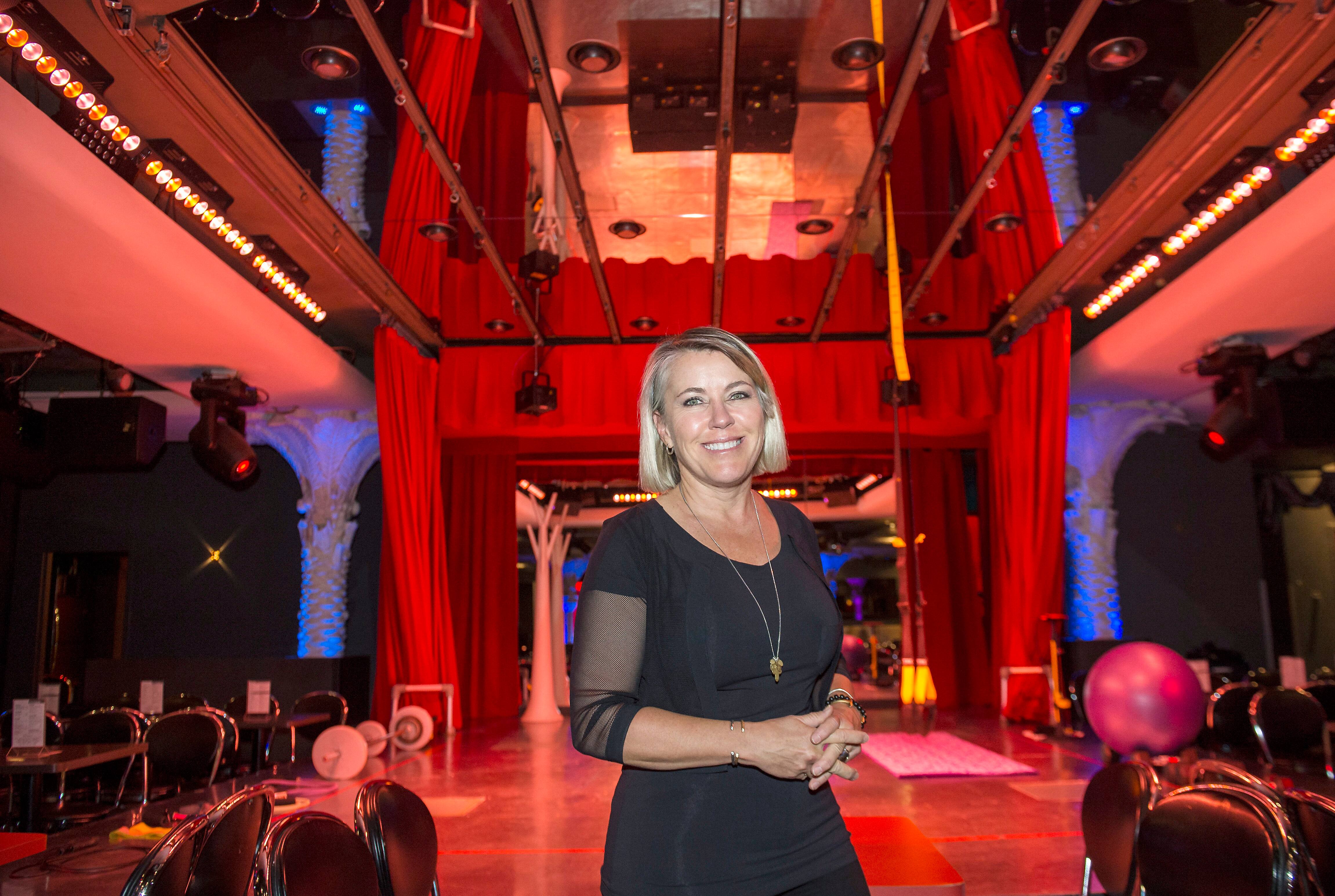 Des souvenirs du bar de danseurs nus Le 281 vendus aux enchères | TVA ...