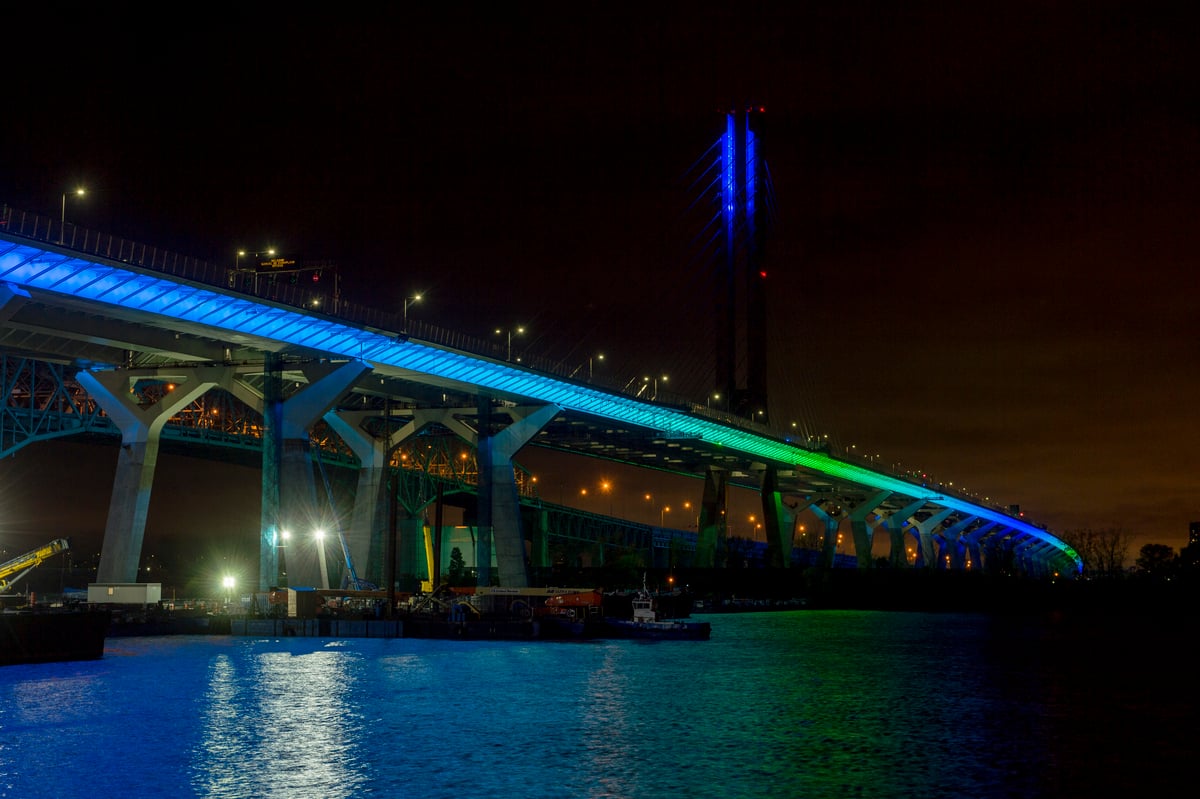 Le pont Champlain illuminé pour la Journée internationale de la ...