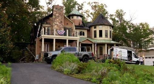 À VOIR | Des feux d’artifice incendient une maison valant des millions ...