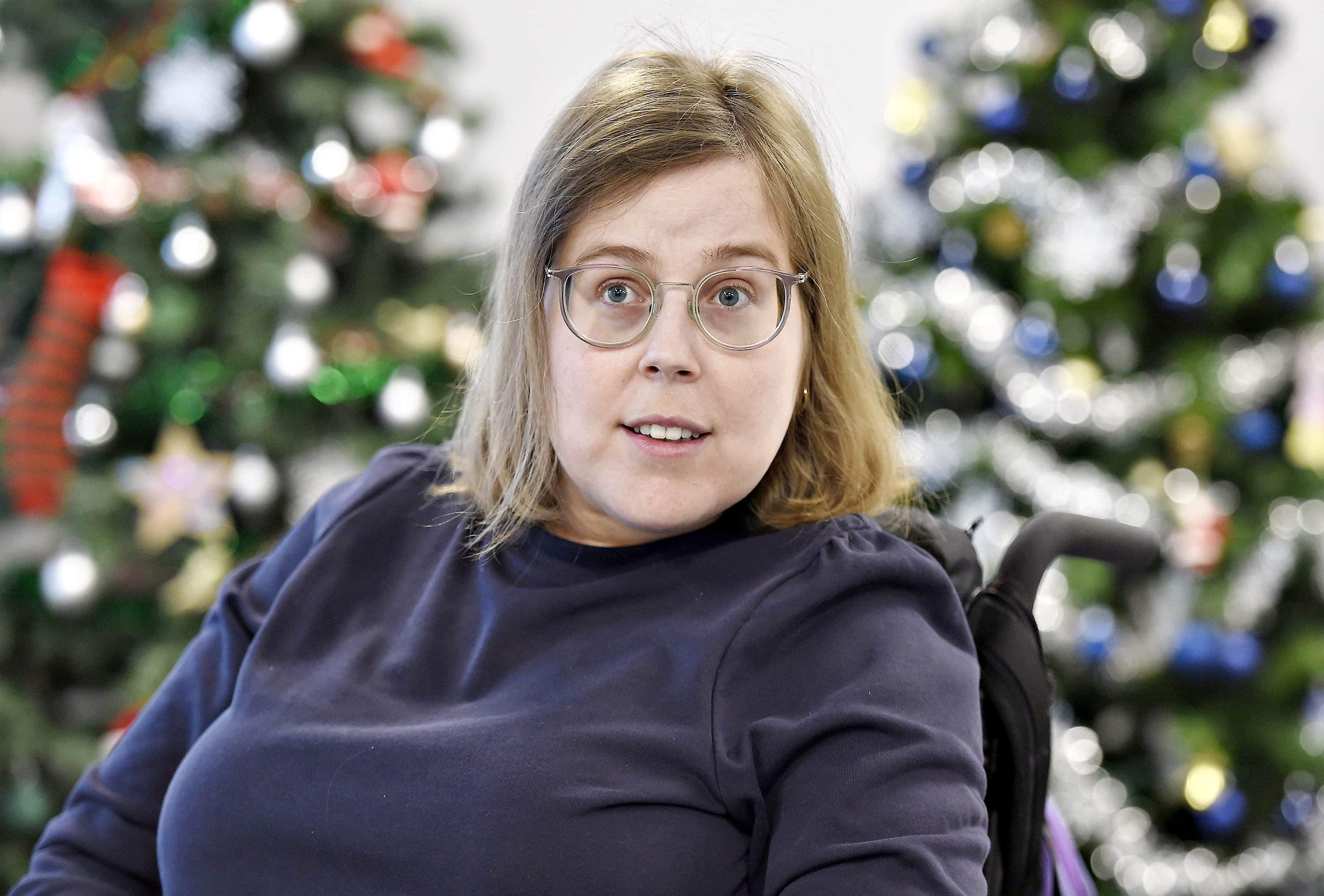 Après 7 ans d'attente, elle reçoit enfin sa famille pour Noël dans son ...