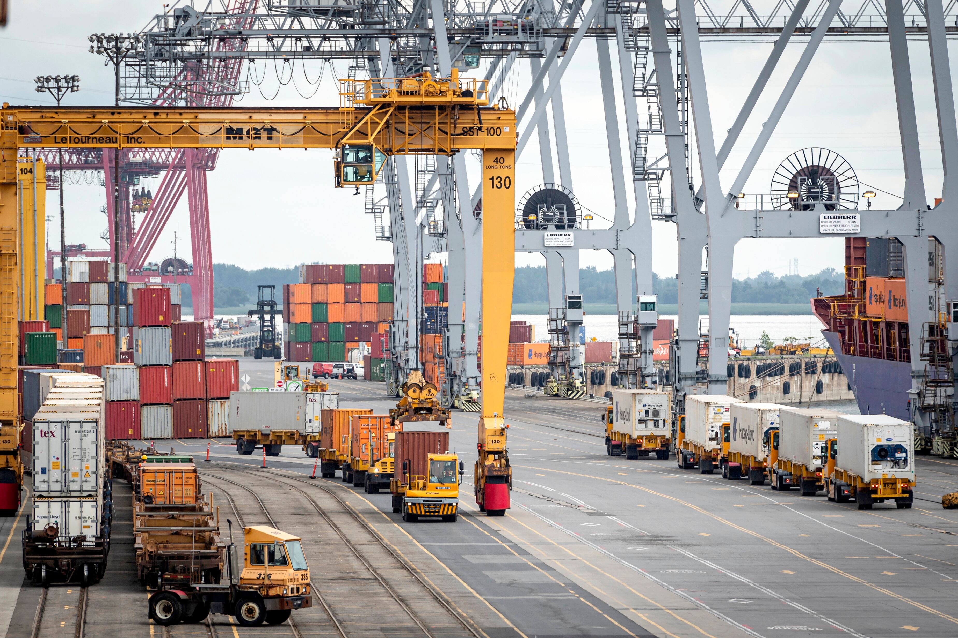 Reconnu comme une passoire, le port de Montréal a les mains liées ...