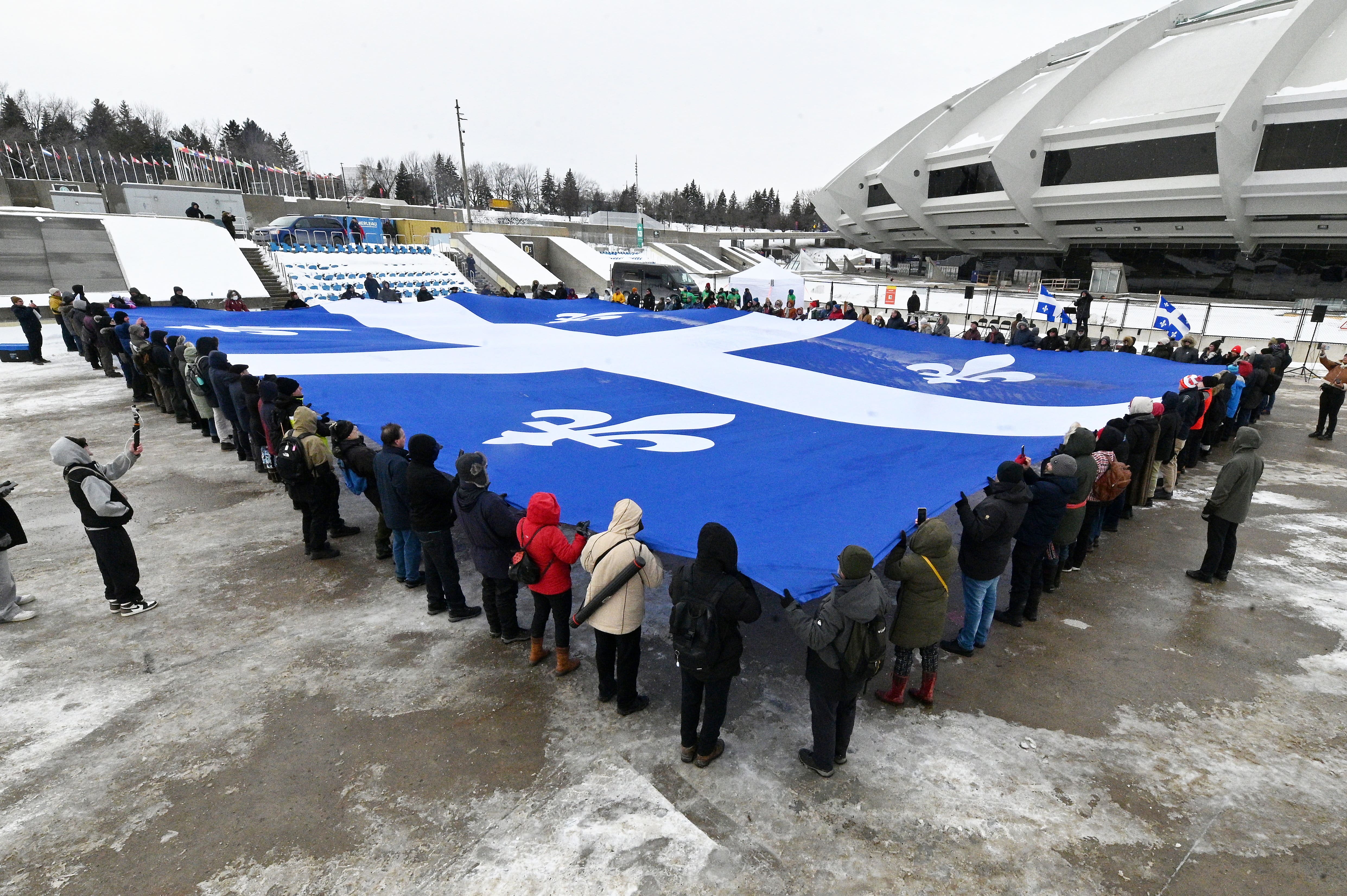 Jour du drapeau: ces fiers Québécois défient le froid mordant pour ...
