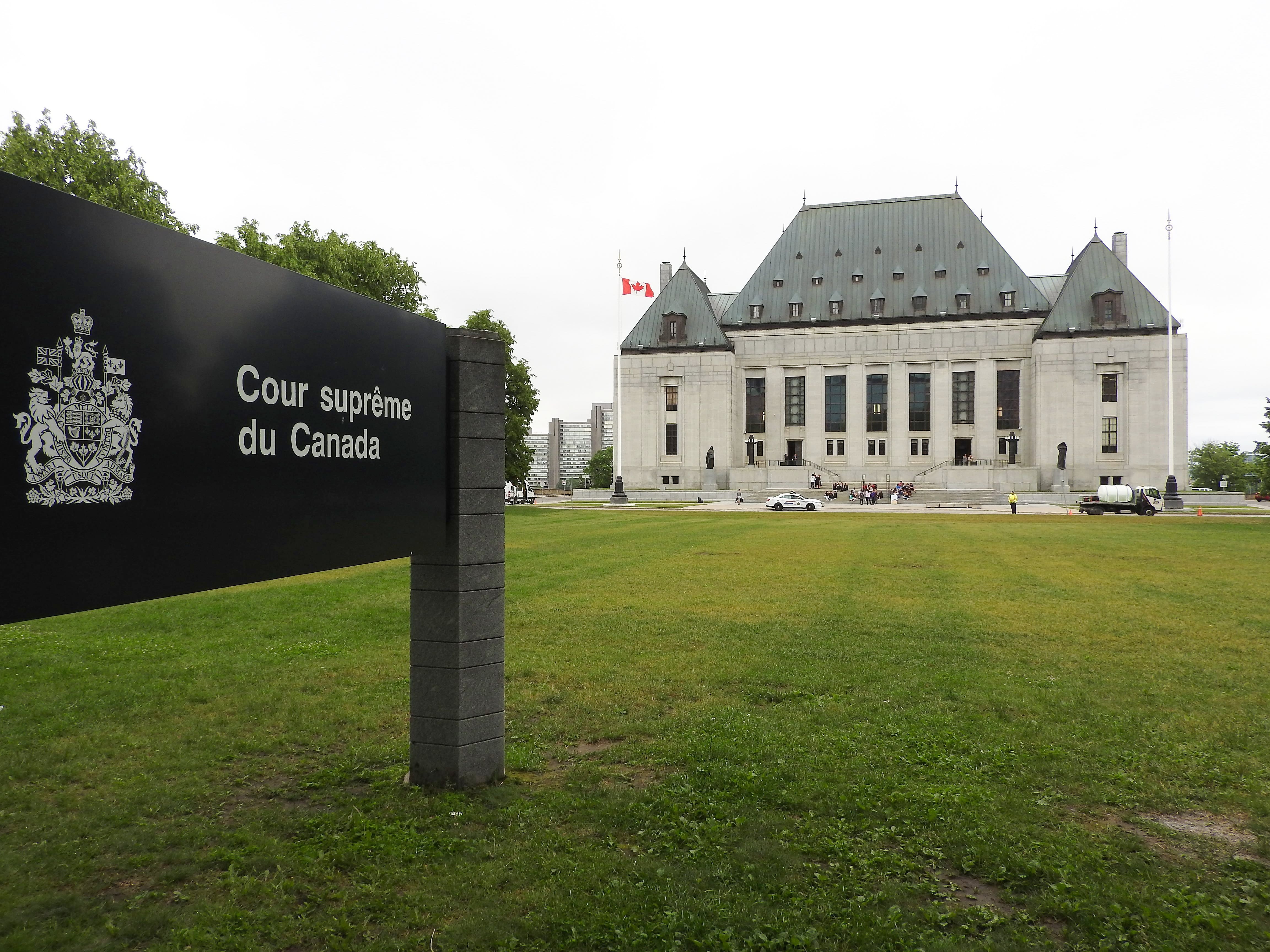 La Cour suprême commence la traduction des décisions passées «les plus ...