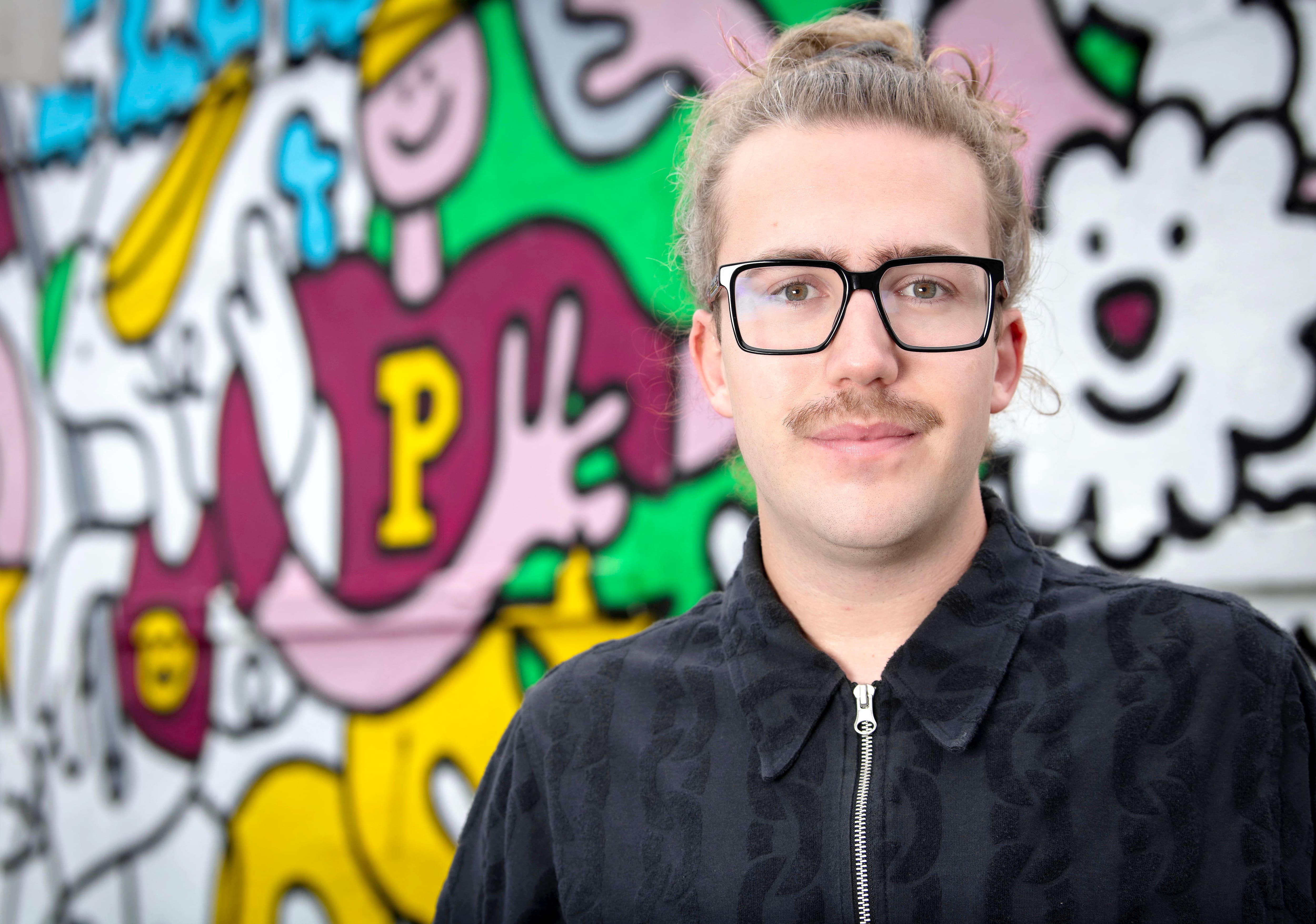 «J'ai toujours été extravagant»: l'humoriste Math Duff se coupe en se ...