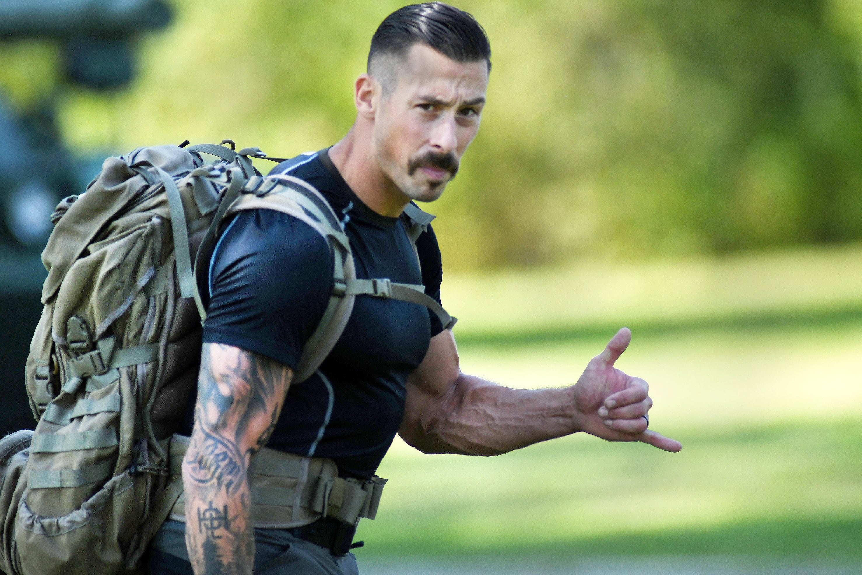 Marcher 100 kilomètres avec 100 livres sur le dos pour son frère ...