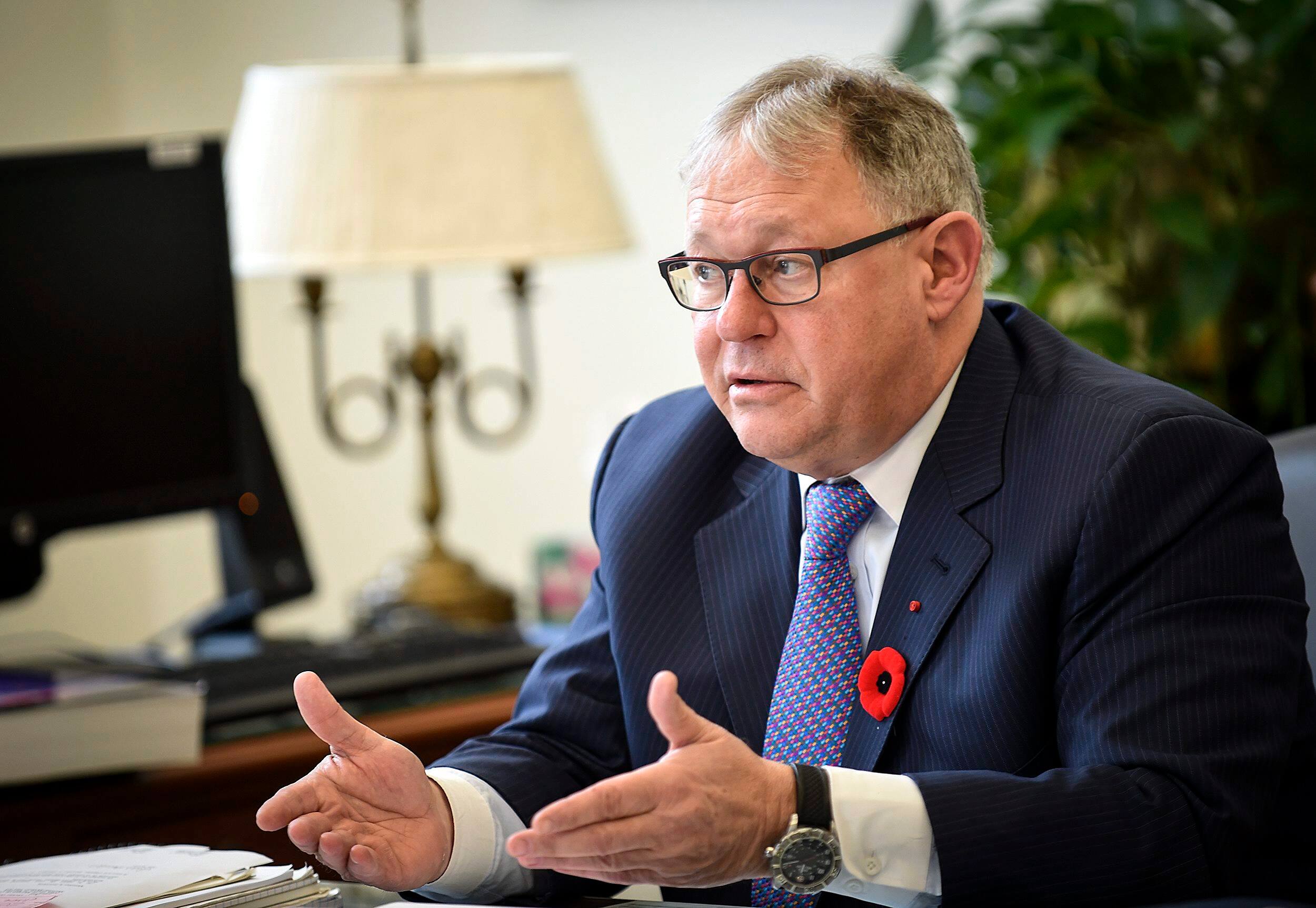 Chagnon nie des allégations d’attouchements sexuels | JDQ