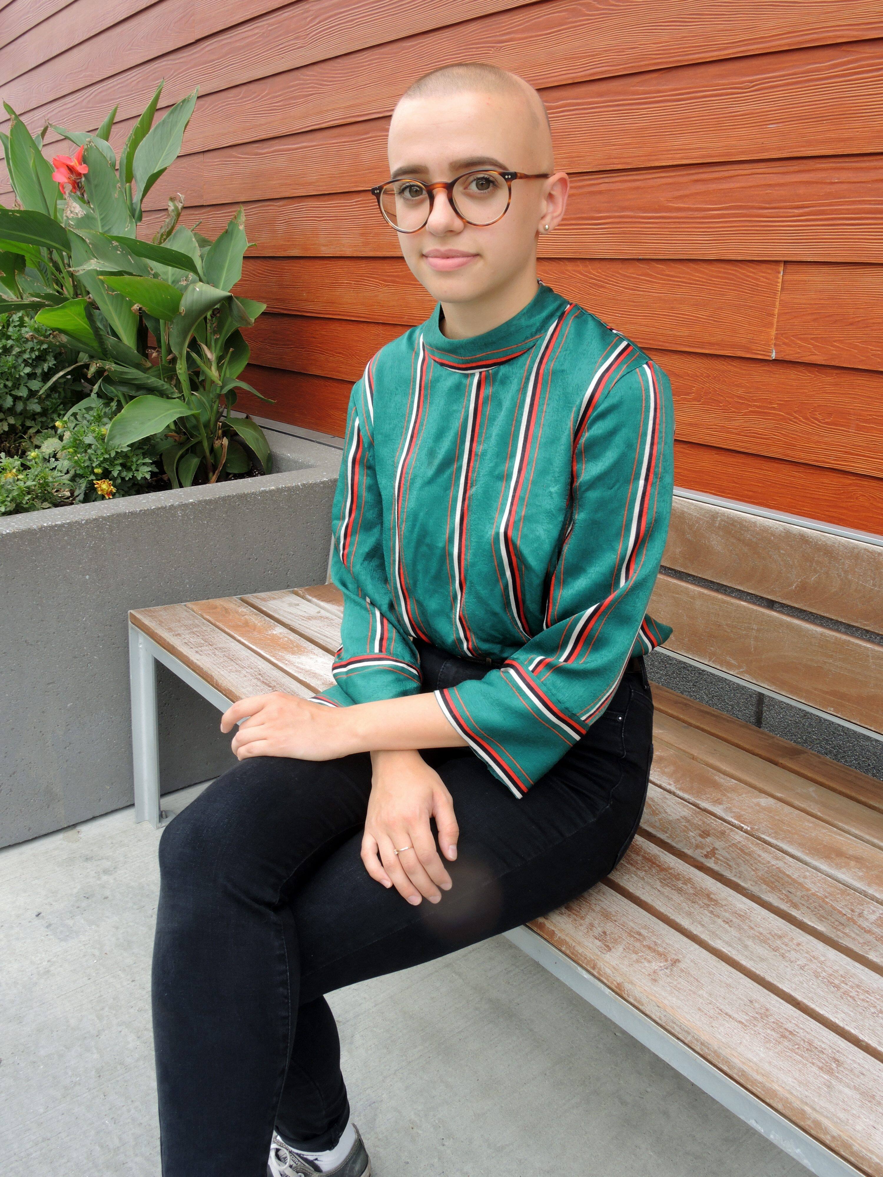 Une spectatrice d’un concert amorcé en retard tente de se faire ...