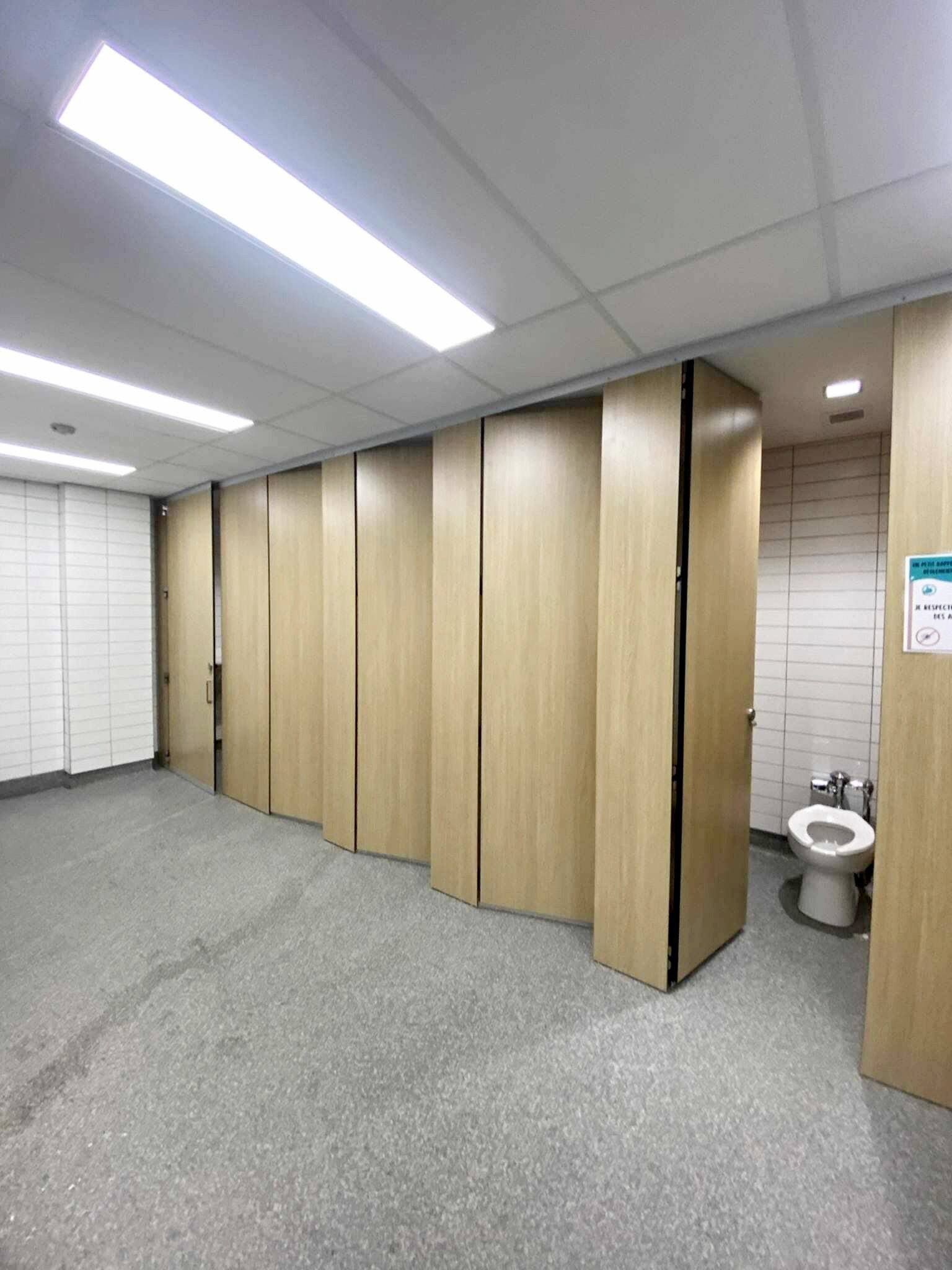 «Vraiment intrusif»: des toilettes mixtes filmées par des caméras de ...