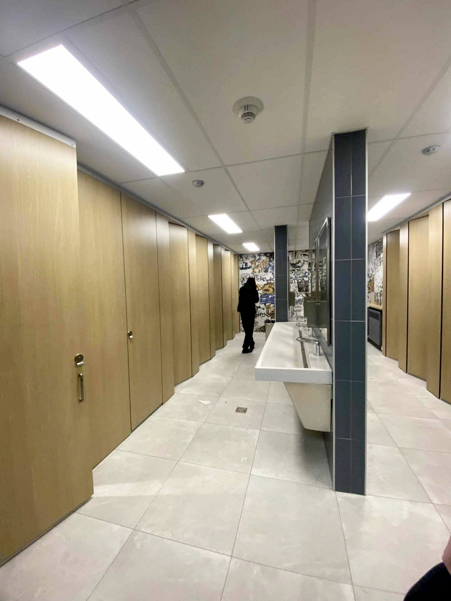 «Vraiment intrusif»: des toilettes mixtes filmées par des caméras de ...