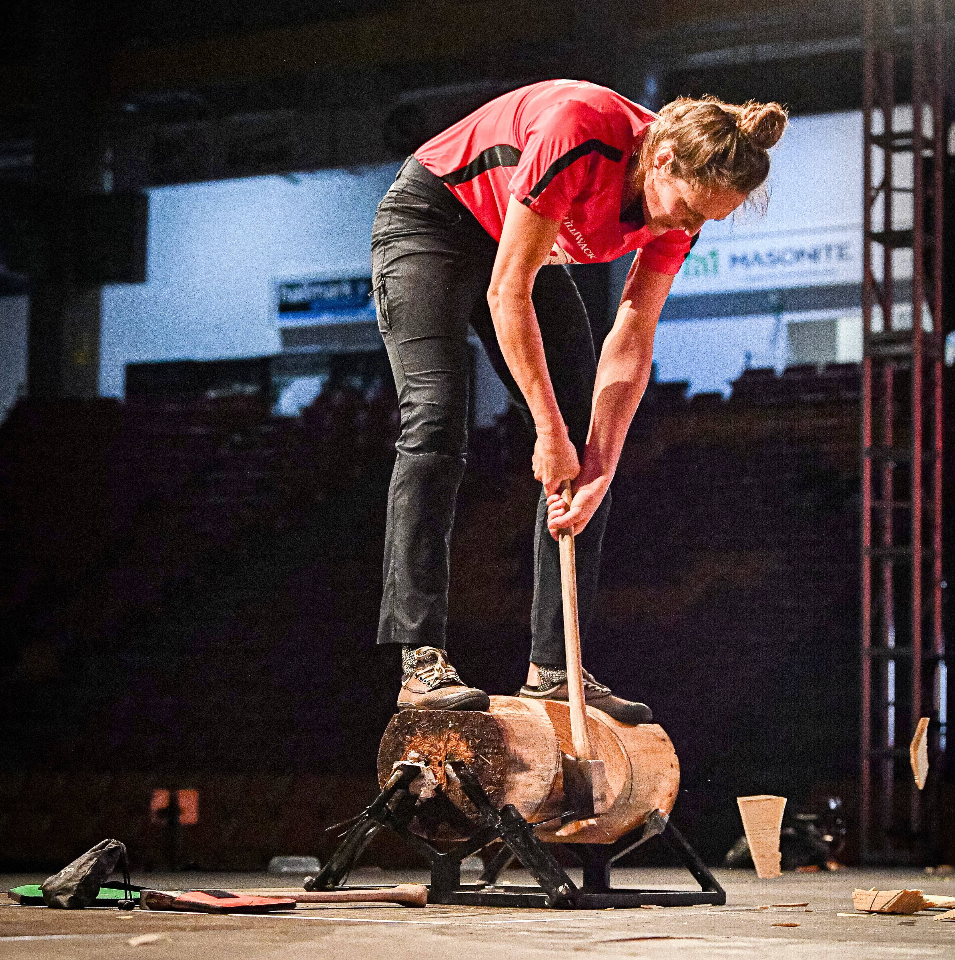 Bûcheronnage sportif : un record du monde inusité pour une Québécoise | JDM