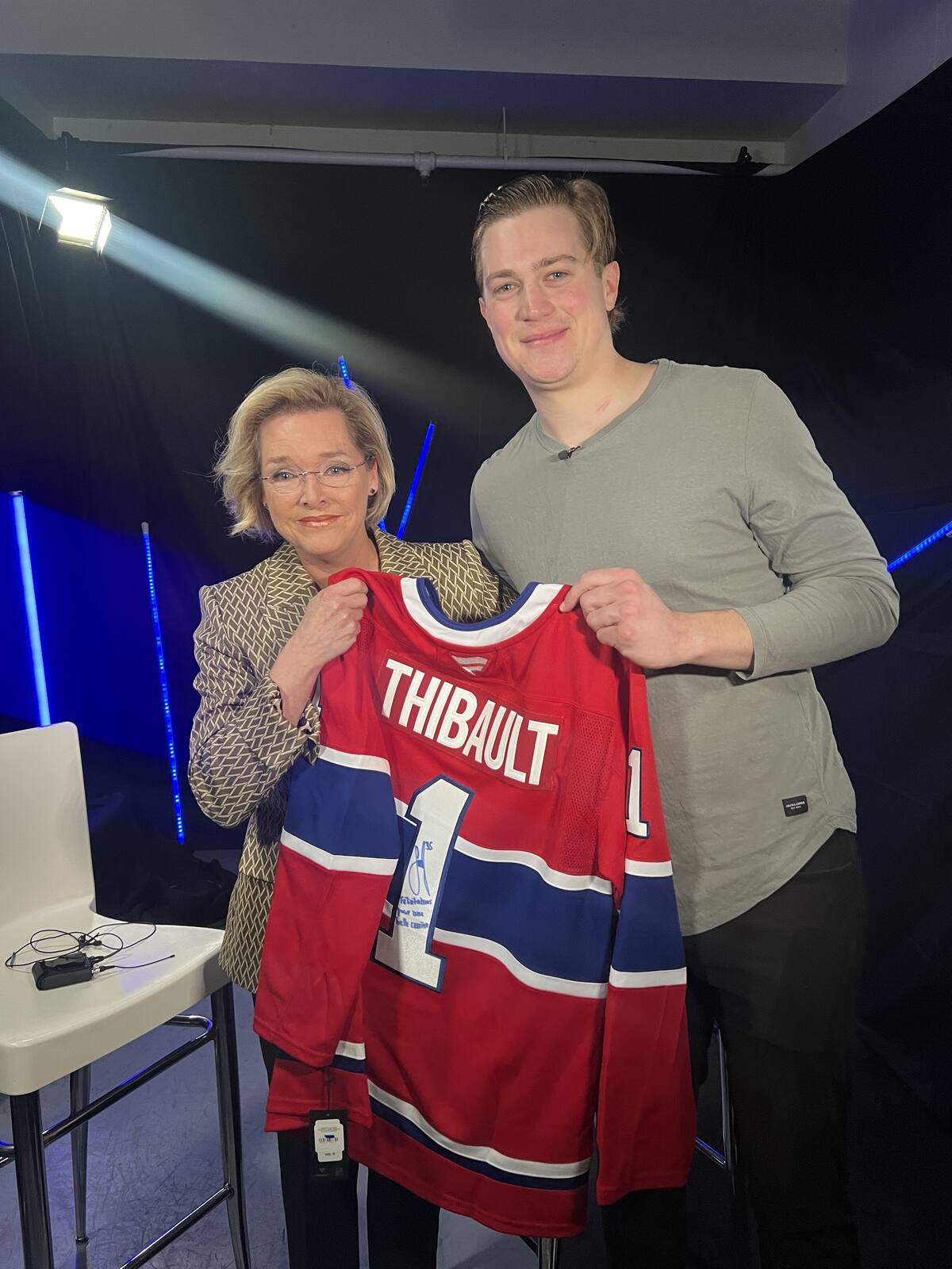 Sophie Thibault surprise par un cadeau de Samuel Montembeault | TVA Nouvelles