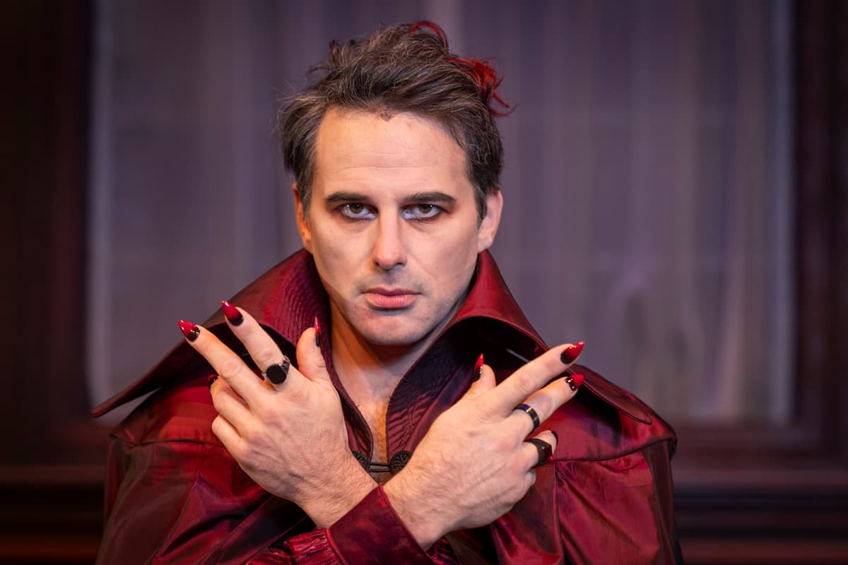 Éric Robidoux devient un vampire assoiffé de sang, et de rires, dans le ...