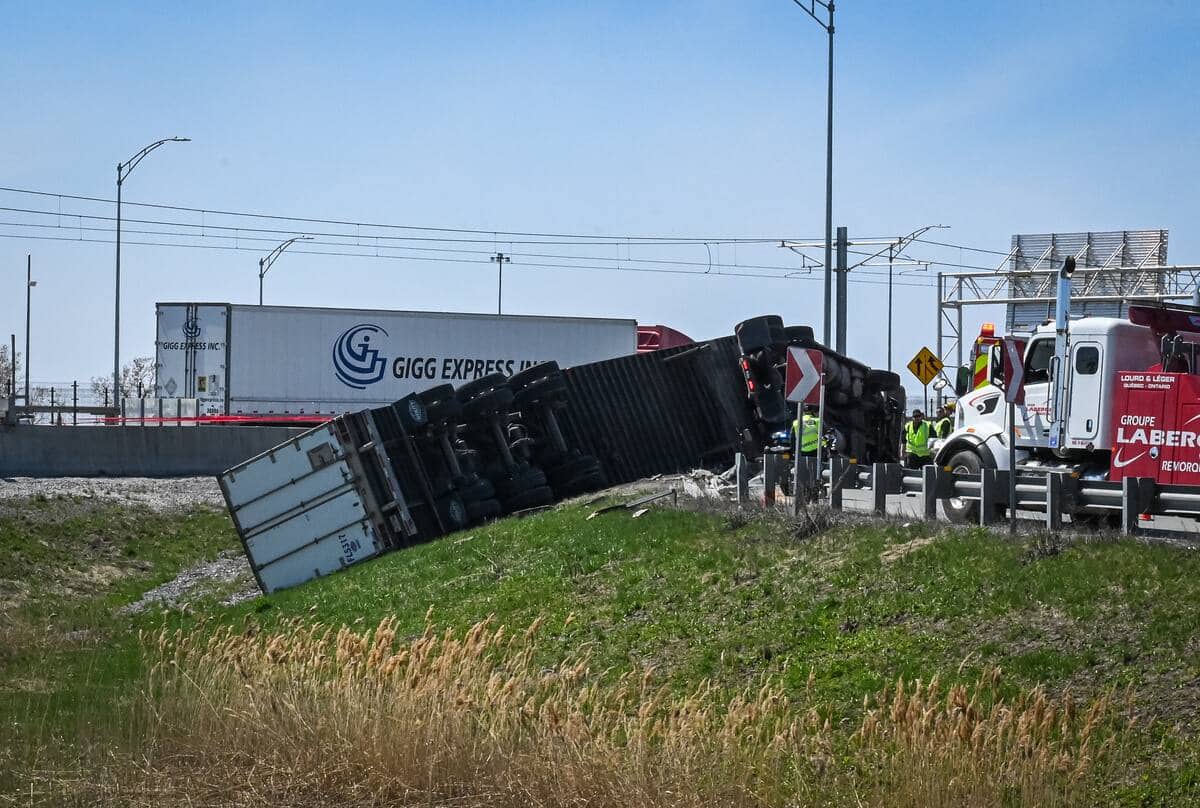 Un camion bascule sur le côté à l’entrée du pont Champlain | JDM