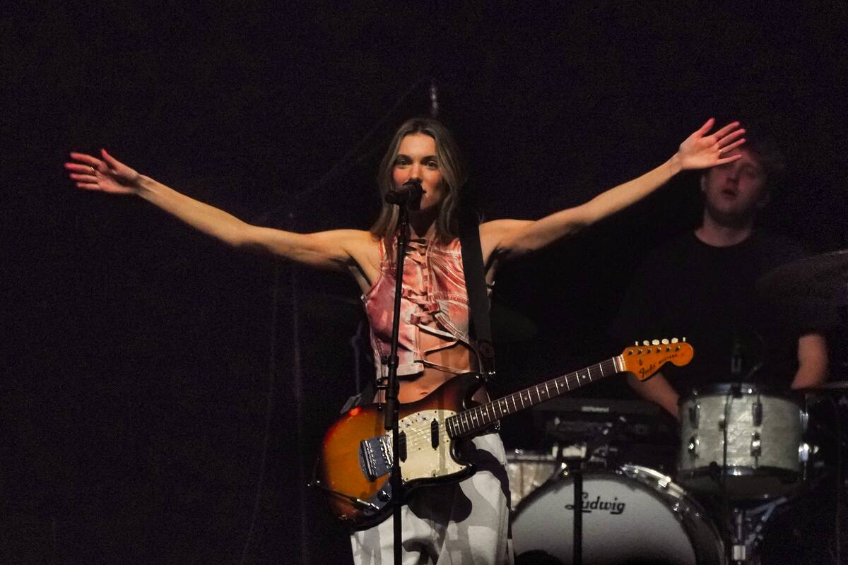 Le chanteur de Half Moon Run rejoint Charlotte Cardin sur scène à la ...