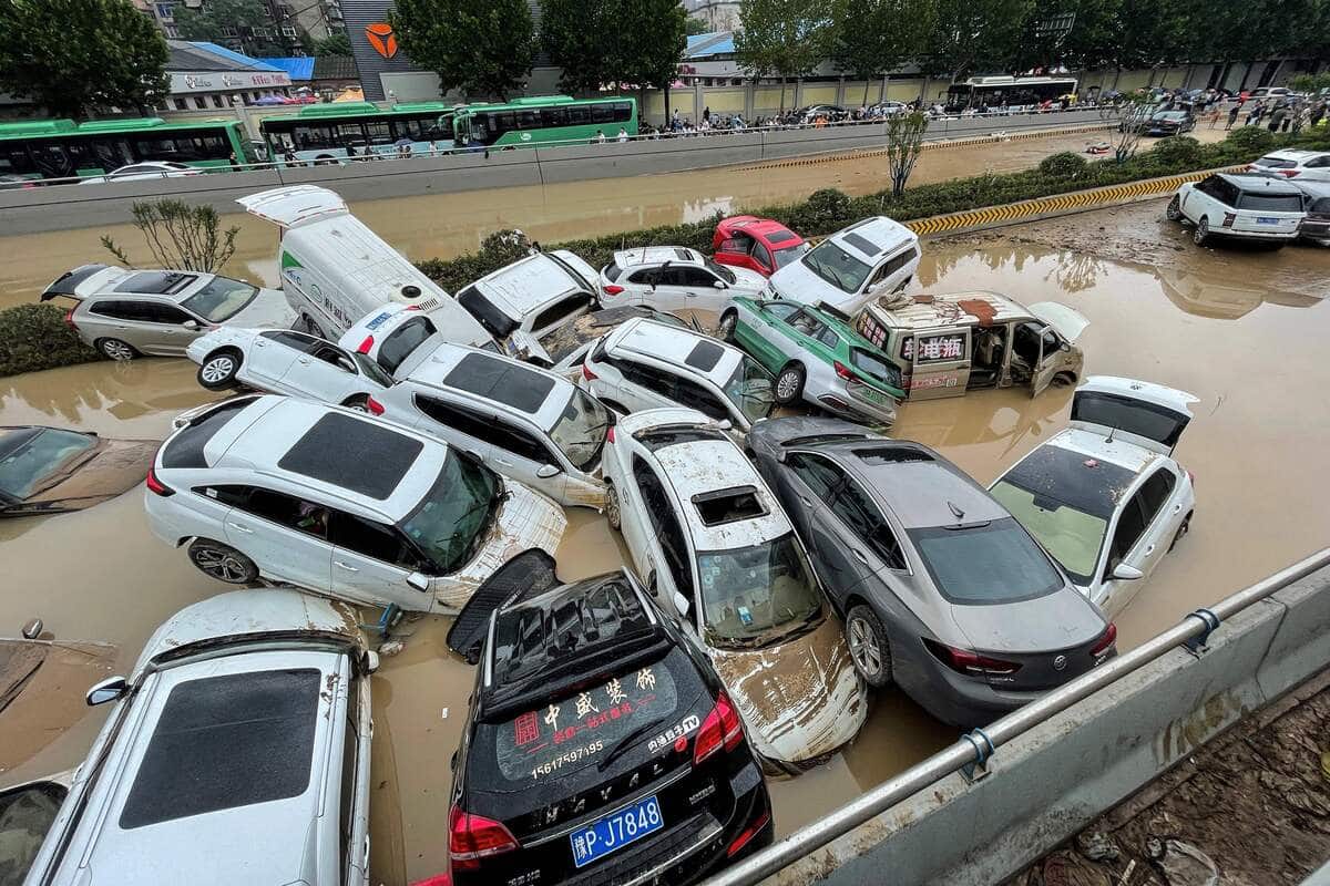 Chine: des intempéries records font 25 morts et engloutissent un métro ...