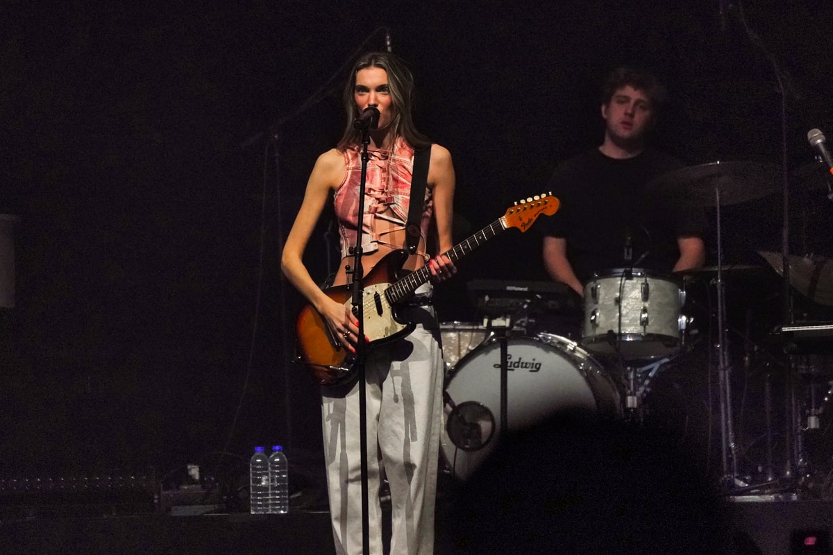 Le chanteur de Half Moon Run rejoint Charlotte Cardin sur scène à la ...