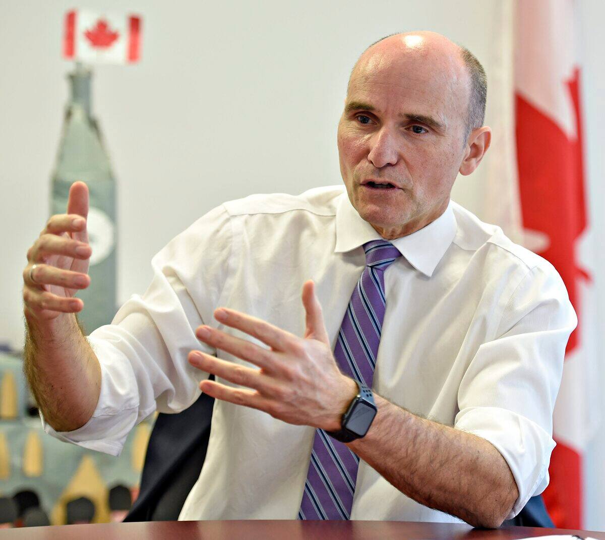 Postes Canada recule et exigera maintenant que ses facteurs parlent ...