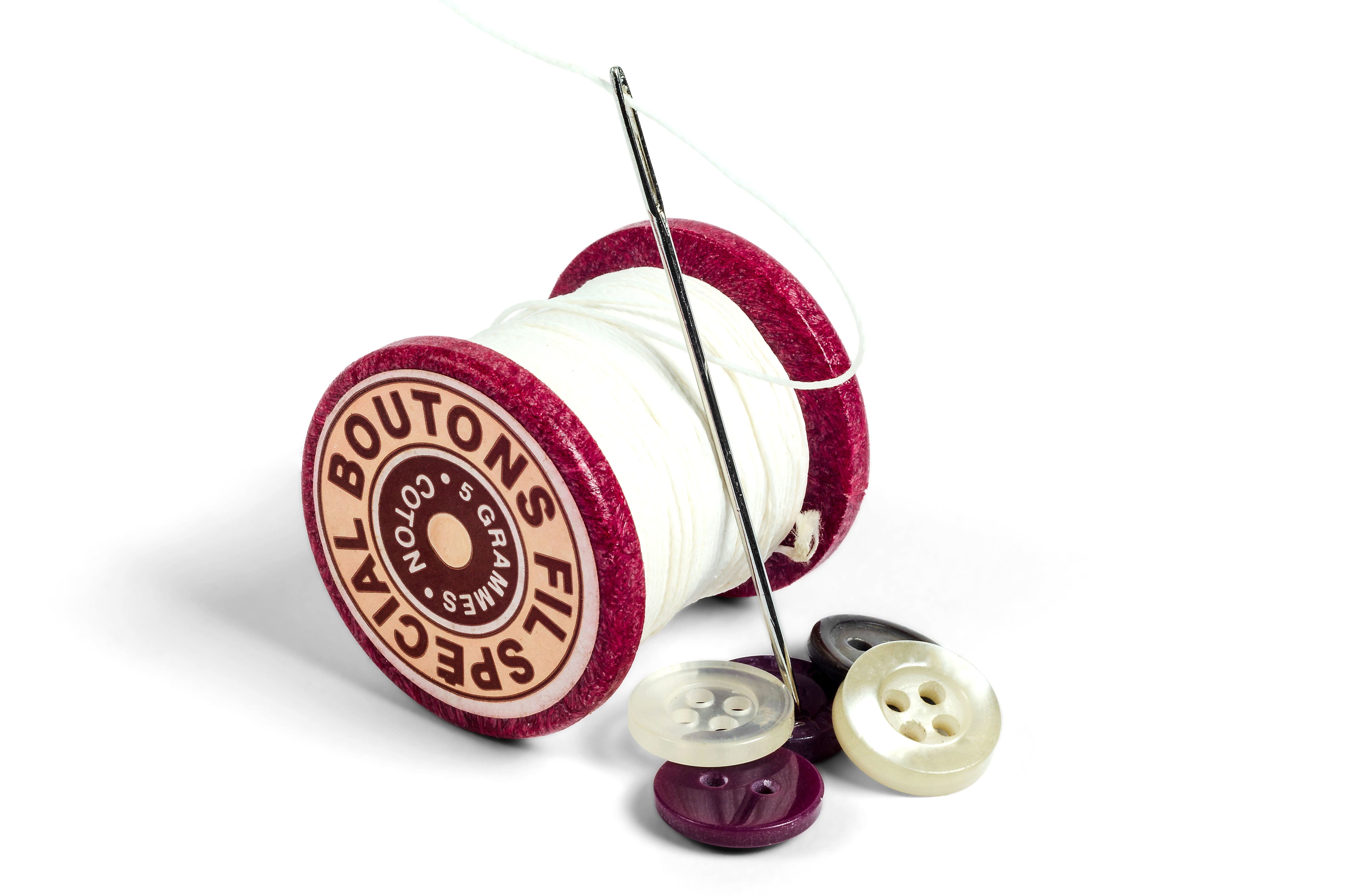 Enfiler une aiguille, recoudre un bouton, repriser une chaussette ...