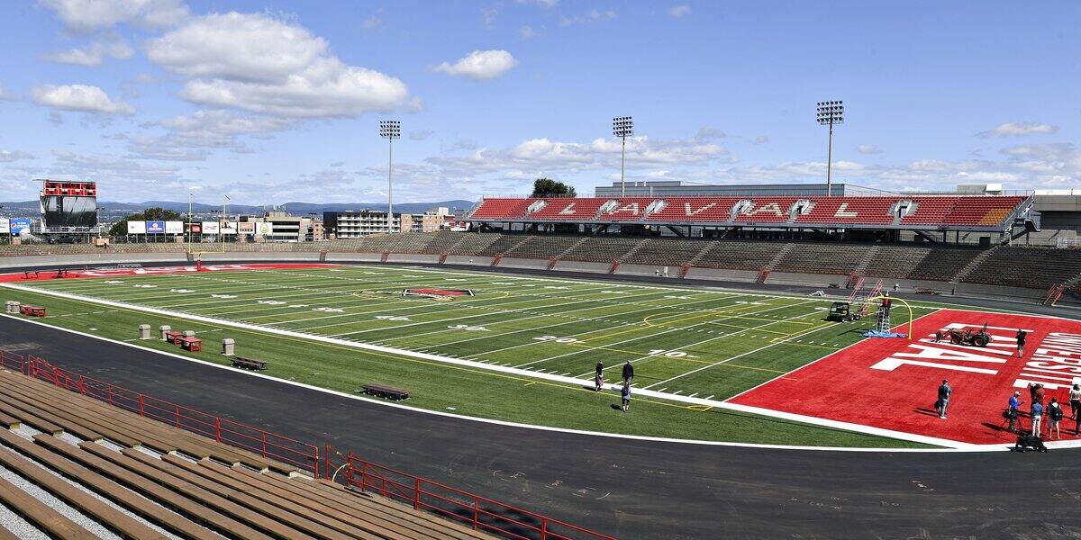La surface de jeu du stade du PEPS de l'Université Laval fait peau ...