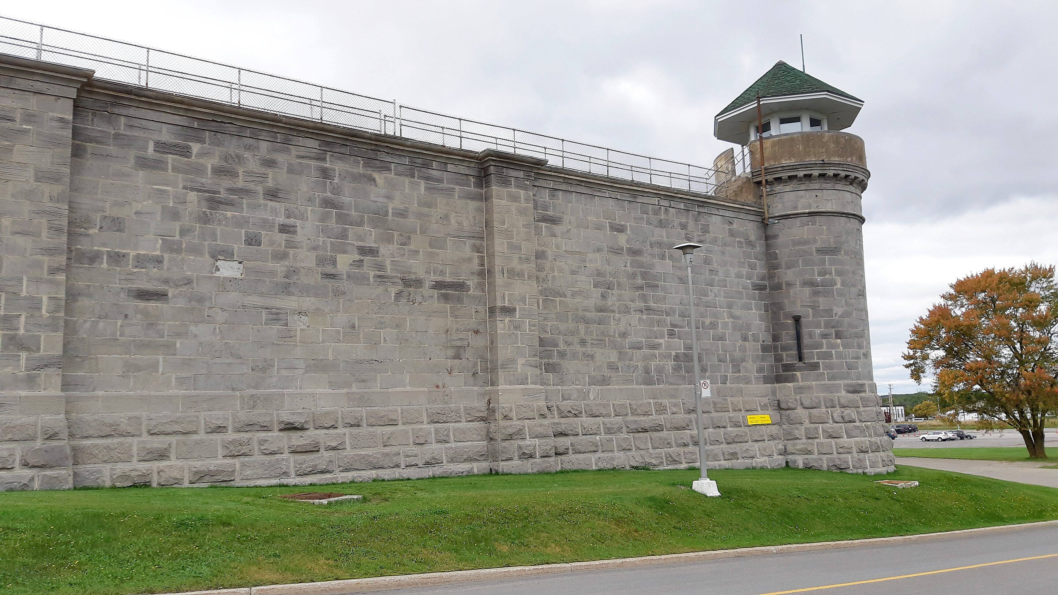 Ottawa veut convertir une ancienne prison de Laval en logements | TVA ...