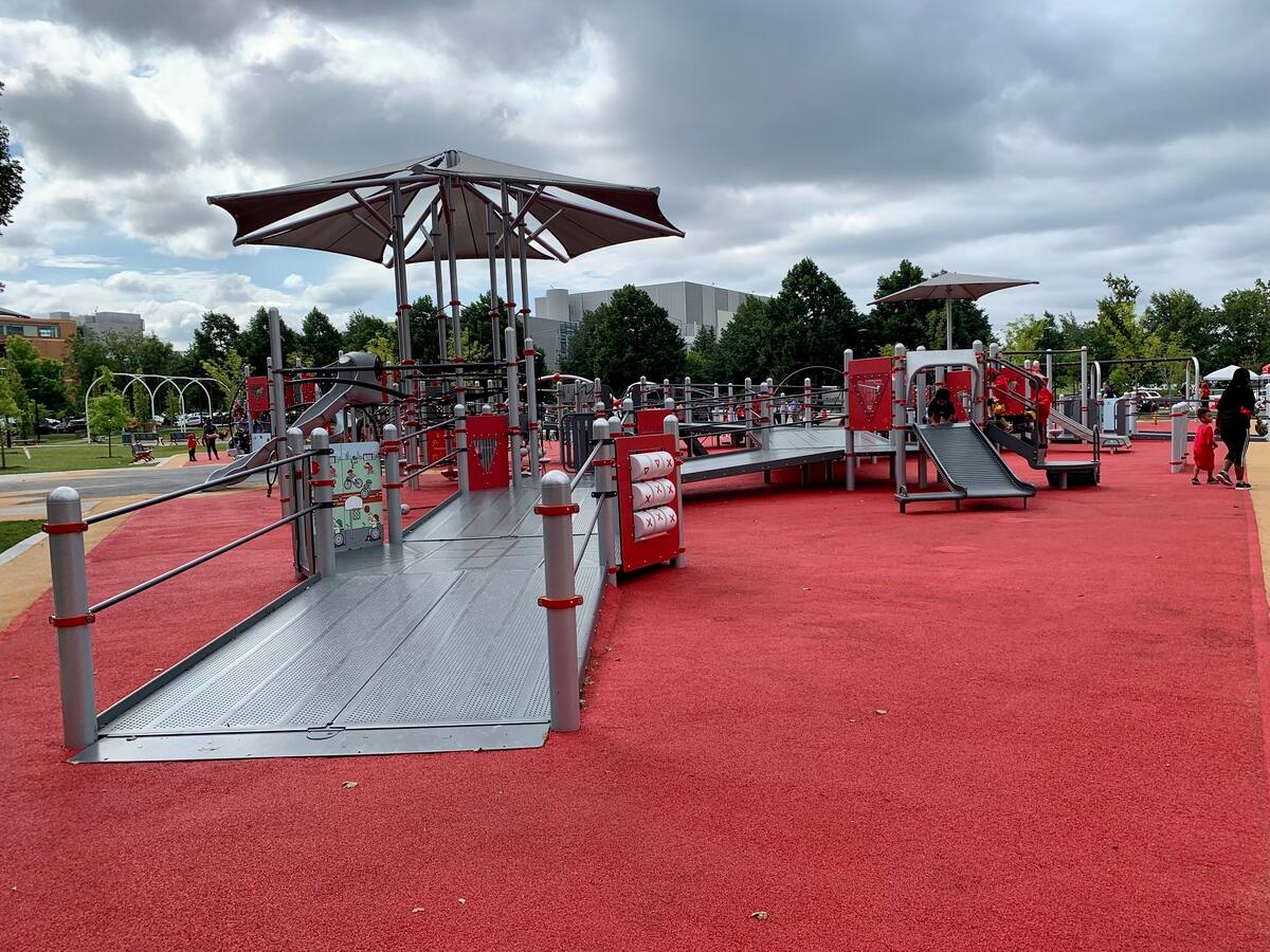 «Le plus grand» terrain de jeu inclusif accueille ses premiers enfants ...