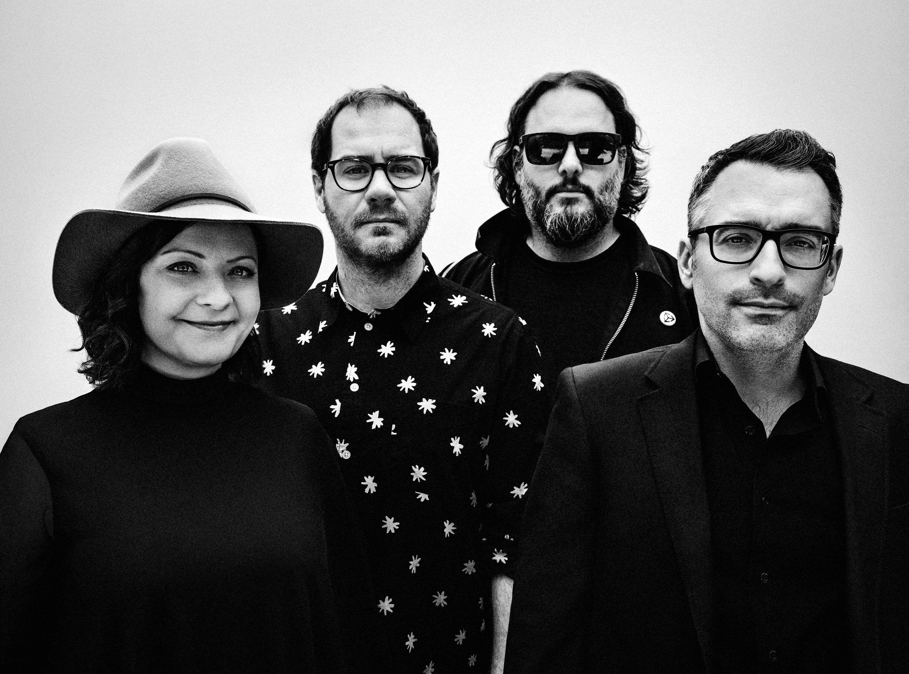 «Pub Royal» joué partout au Québec: les Cowboys Fringants forcent la ...