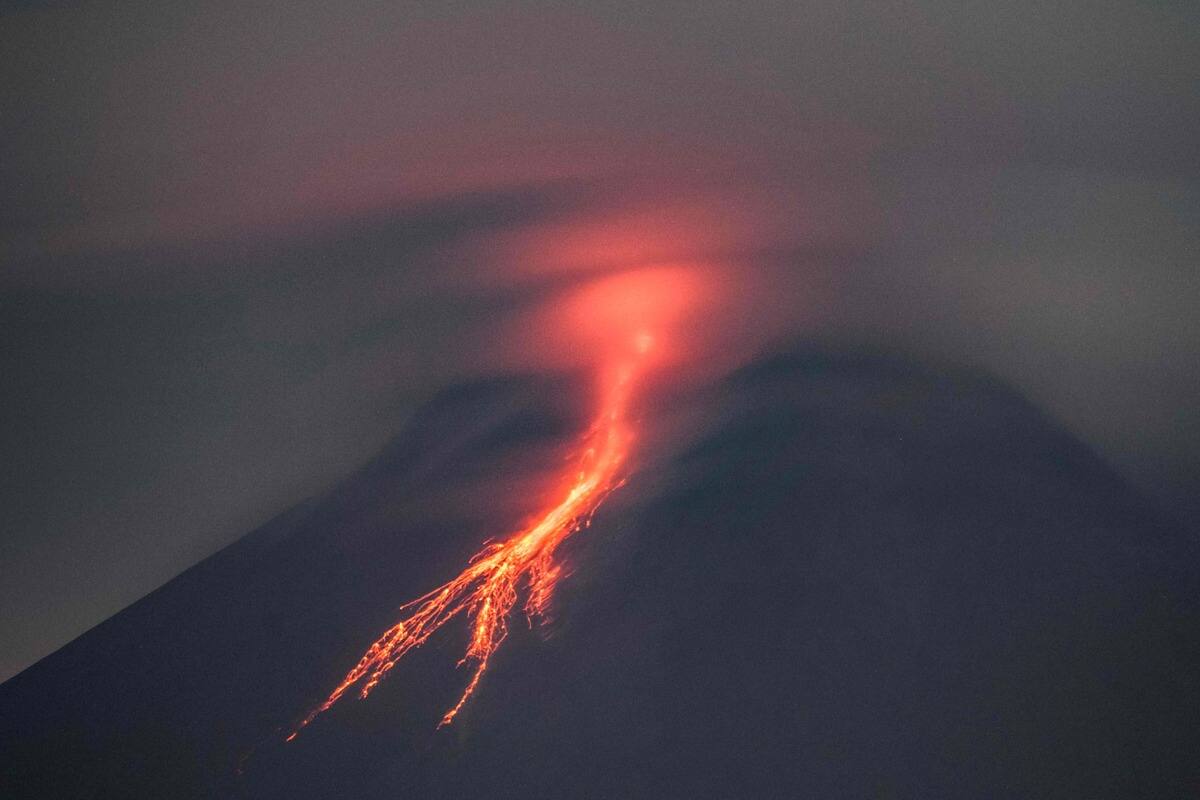 Indonésie: le volcan Merapi entre en éruption | TVA Nouvelles