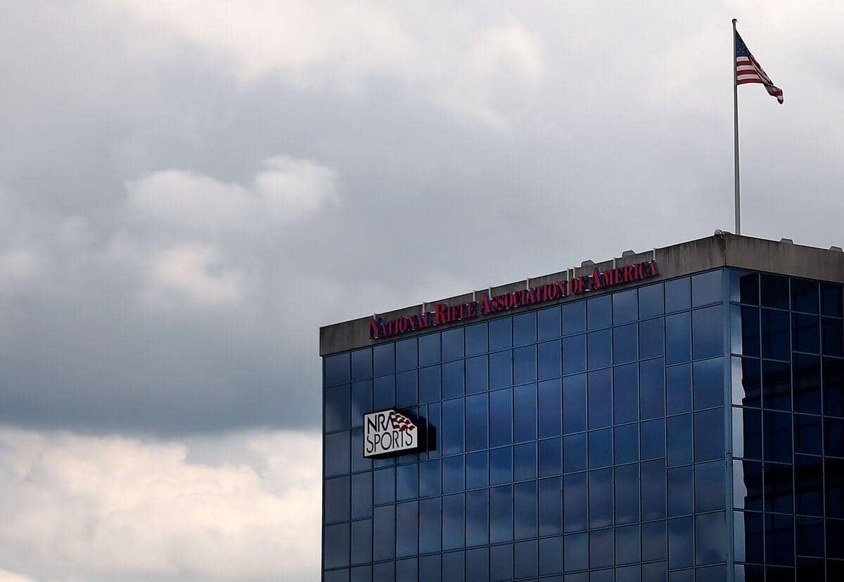 Revers pour le lobby des armes NRA, rattrapé par la justice new ...
