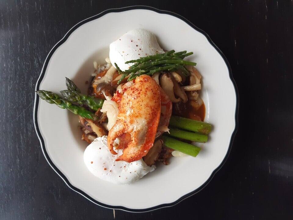 Ce resto sert une poutine déjeuner au homard complètement décadente ...