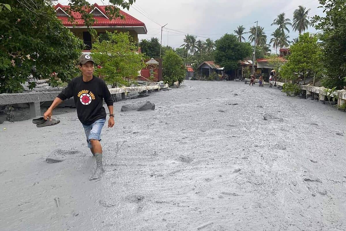 Philippines: un village frappé par une coulée de boue volcanique | JDQ