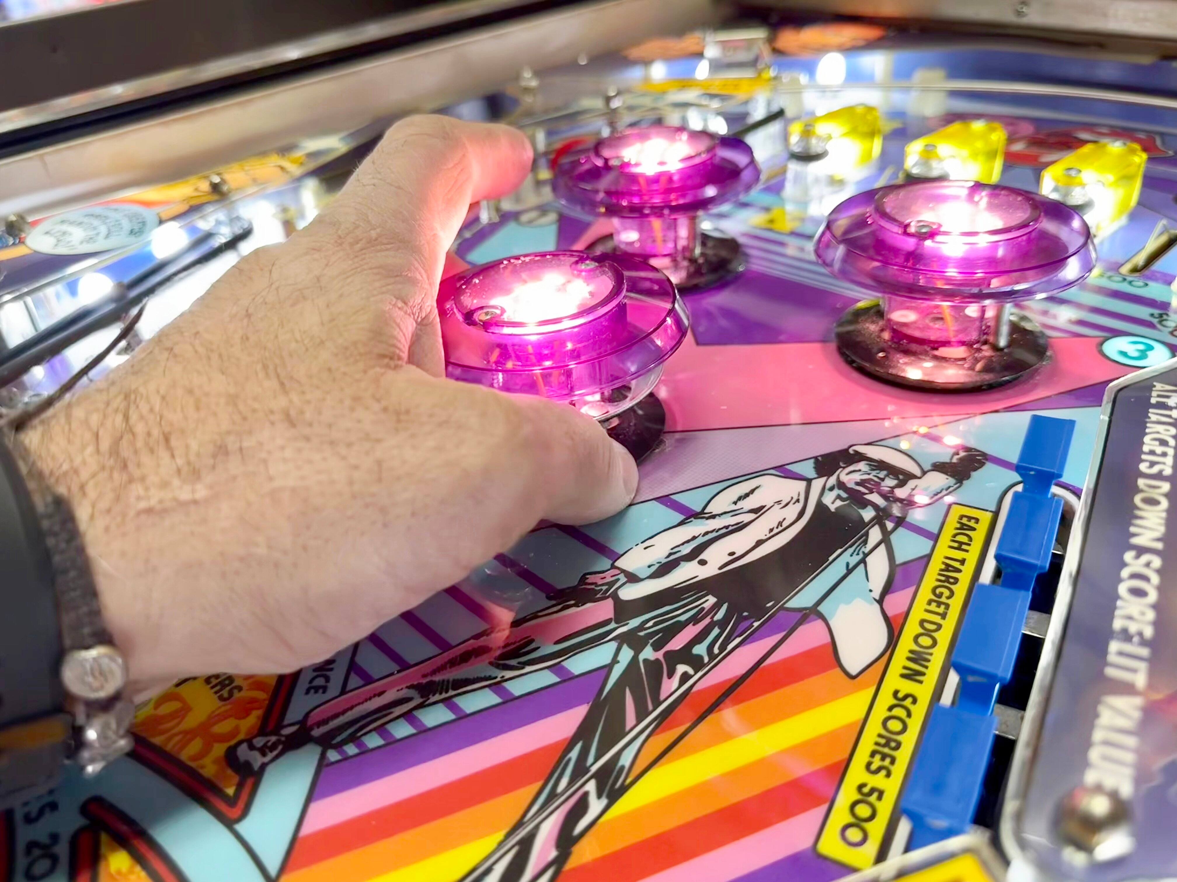 Les derniers Mohicans de la machine à boule (pinball) accueillent les visiteurs et lancent un ...